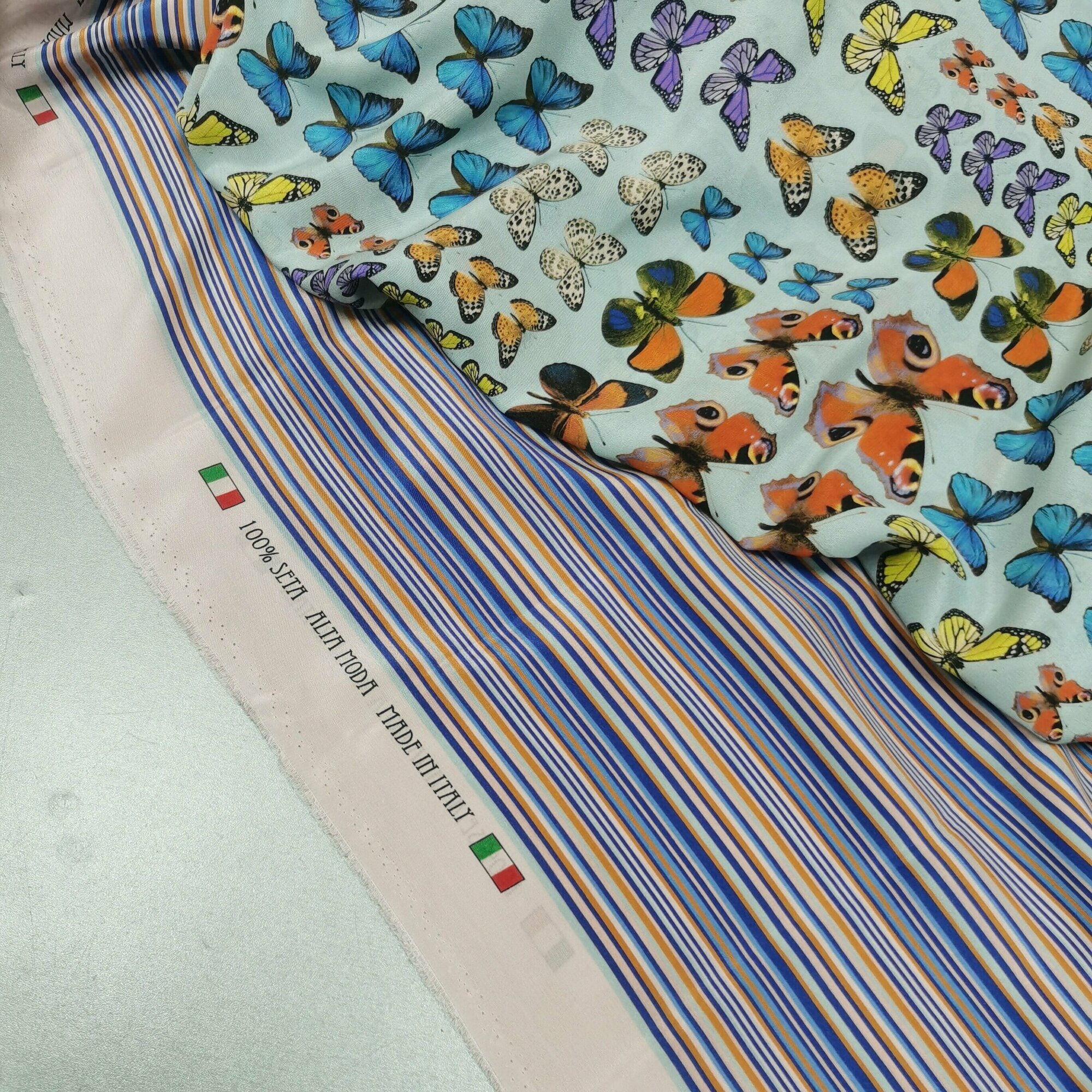 Ткань. Шелк-бабочки. Плательный креп из натурального шелка, производитель Италия. Бабочки на голубом фоне