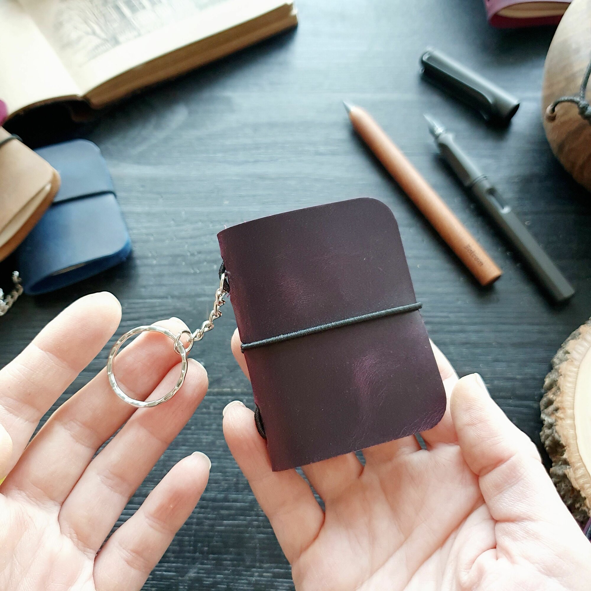 Кожаный блокнот А8 (6х7,5см) на цепочке с кольцом