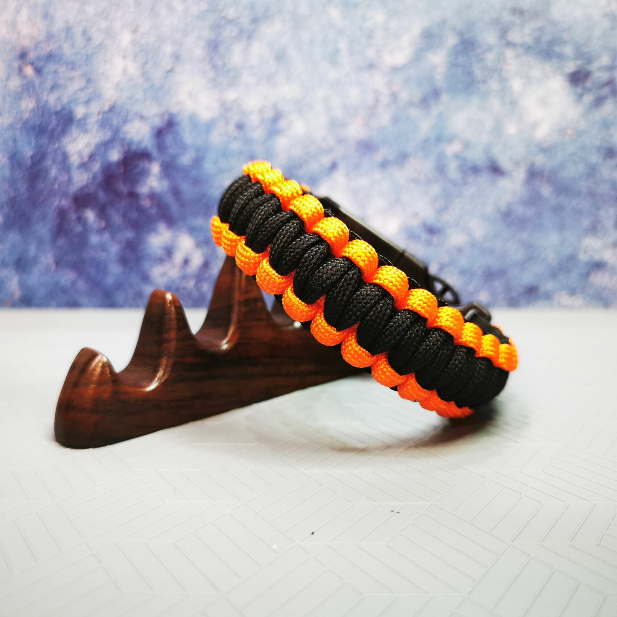 Плетеный браслет, пластик