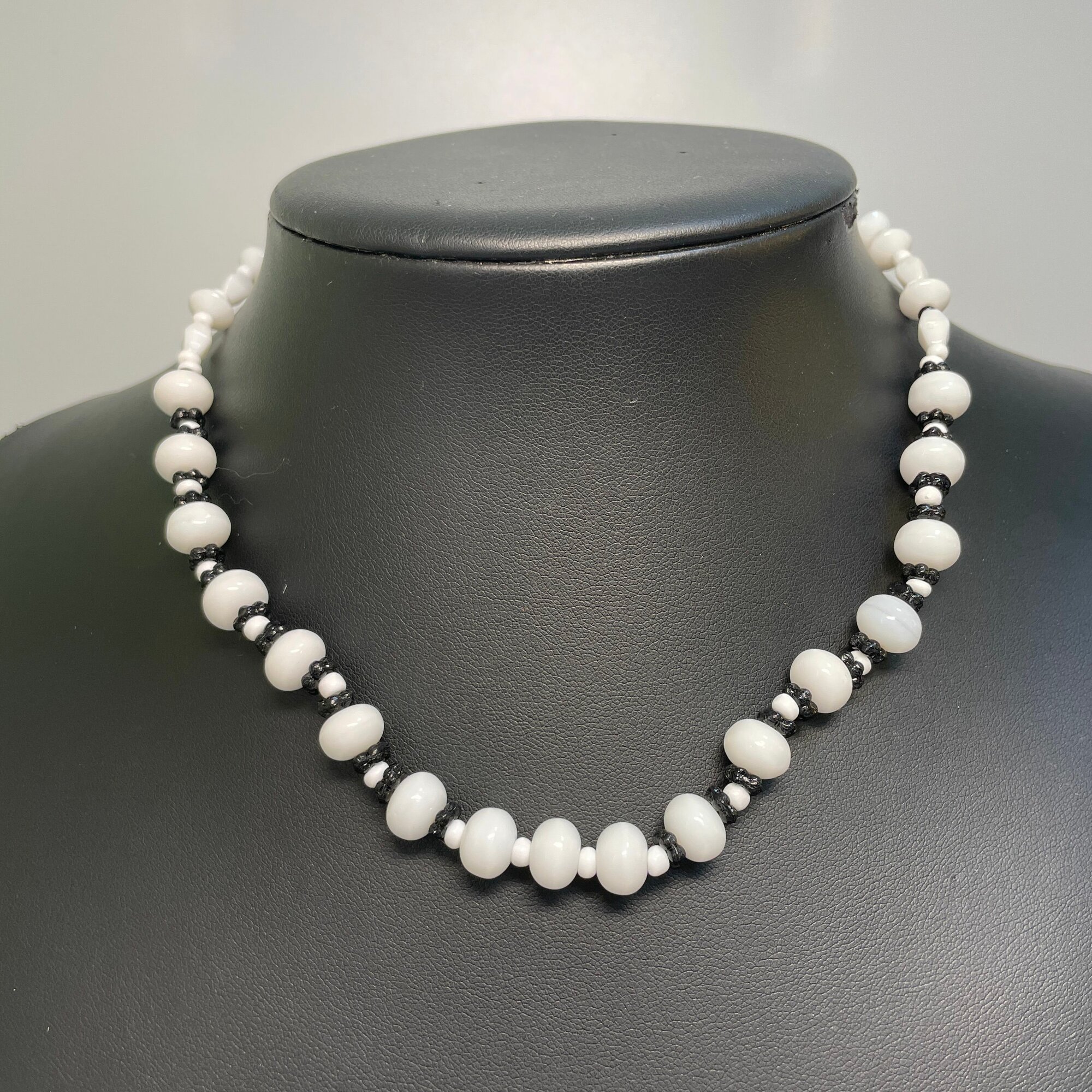 Винтажные бусы, белый агат, времен СССР, длина 43 см