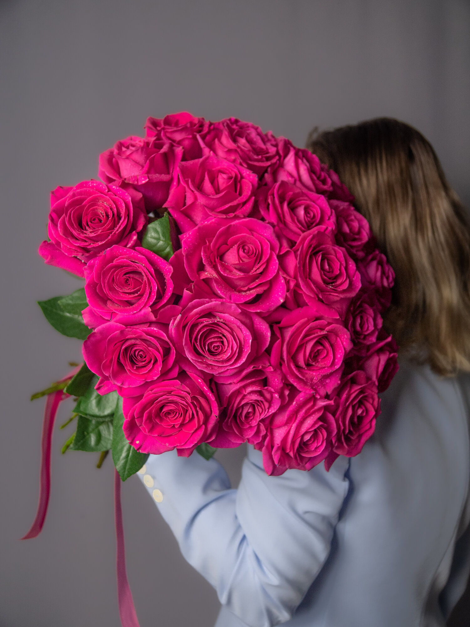 Букет живых цветов из 3 роз цвета фуксия сорта Pink Floyd, высотой 50 см