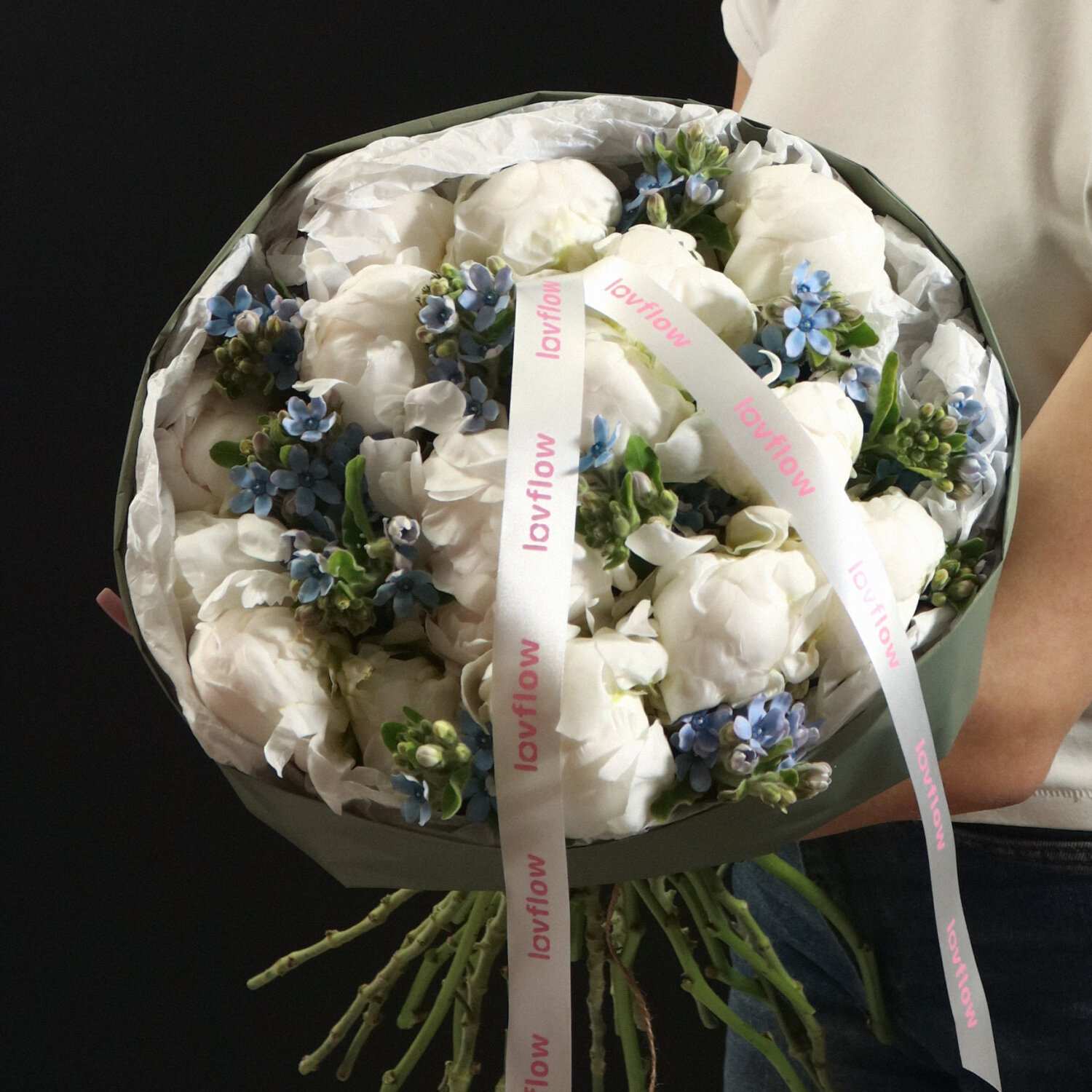 Нежный и ароматный букет с пионами, белые пионы и оксипеталум