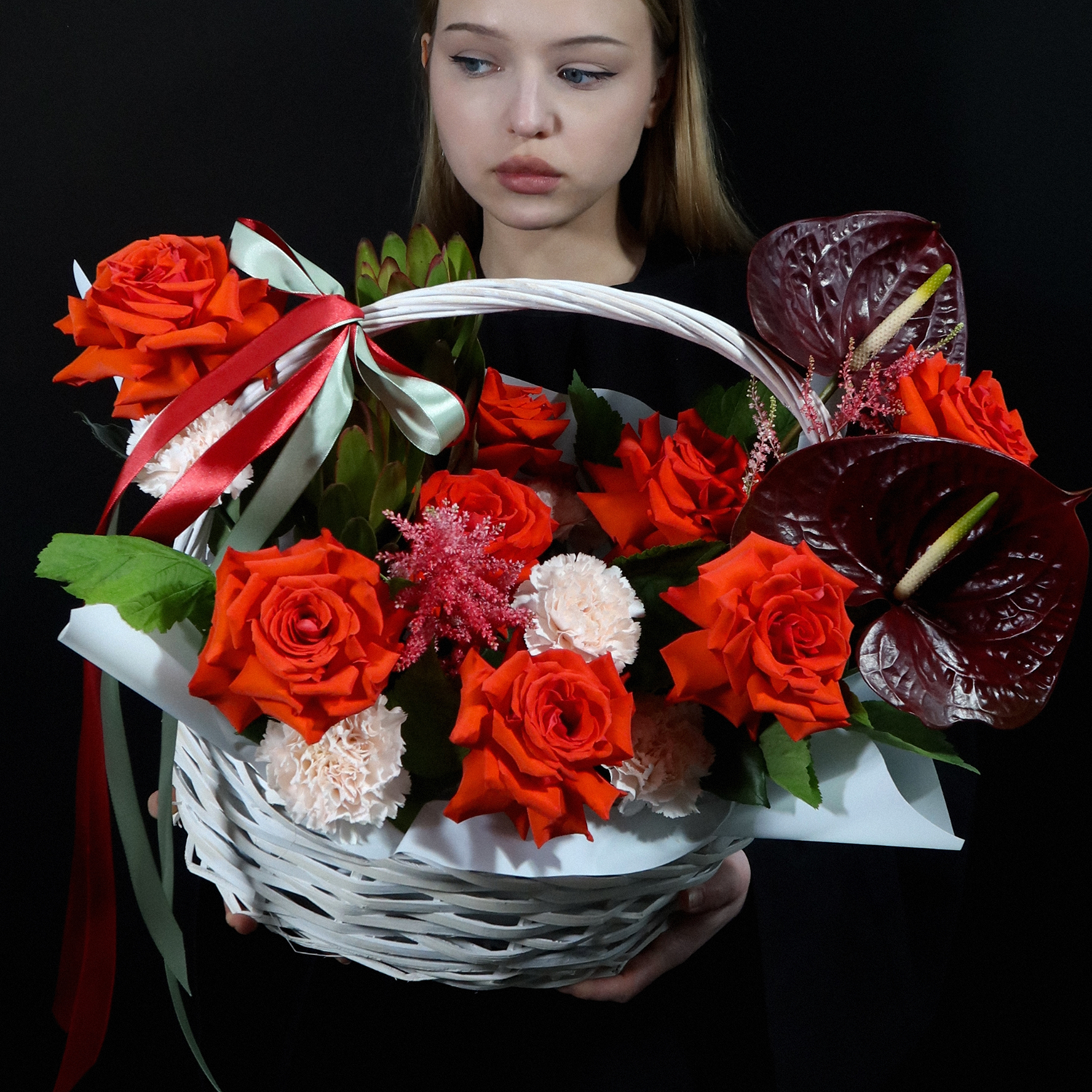 Яркая композиция в корзине, красные розы в корзине, красная корзина с цветами