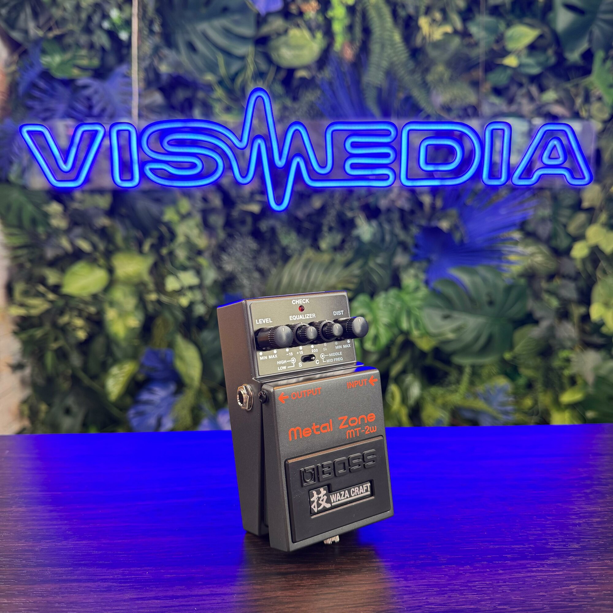 Педаль эффектов Boss "MT-2W", для электрогитары, питание от батареек — фото 1