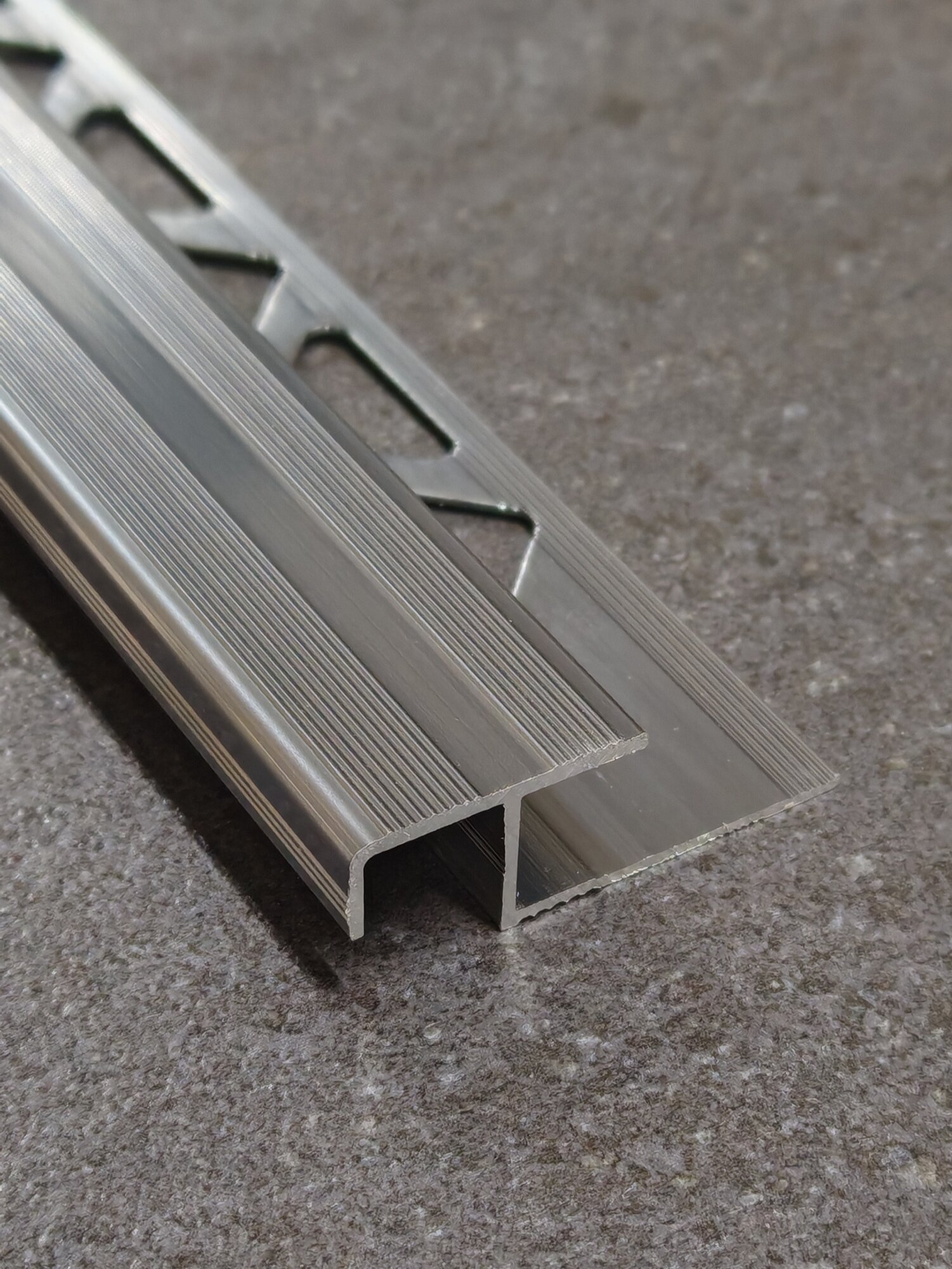 Профиль Z-образный алюминиевый анодированный для плитки на ступени (порог) 10мм 2,7м Графит глянец