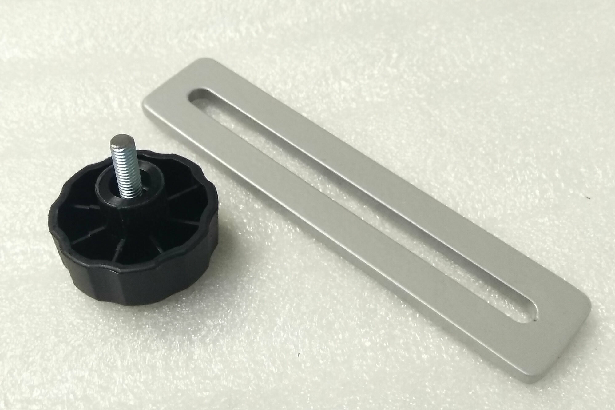 Соединитель столешницы стальной (комплект: пластина – 1 шт, винт-держатель – 2 шт.)