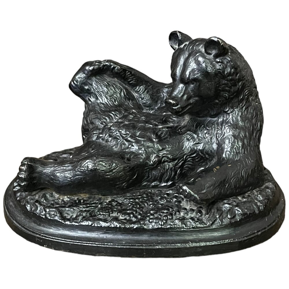 Чугунная скульптура "Медвежонок валяющийся (пресс-папье)" 1995-2000 гг. Автор Бари А. Л. Касли, Россия