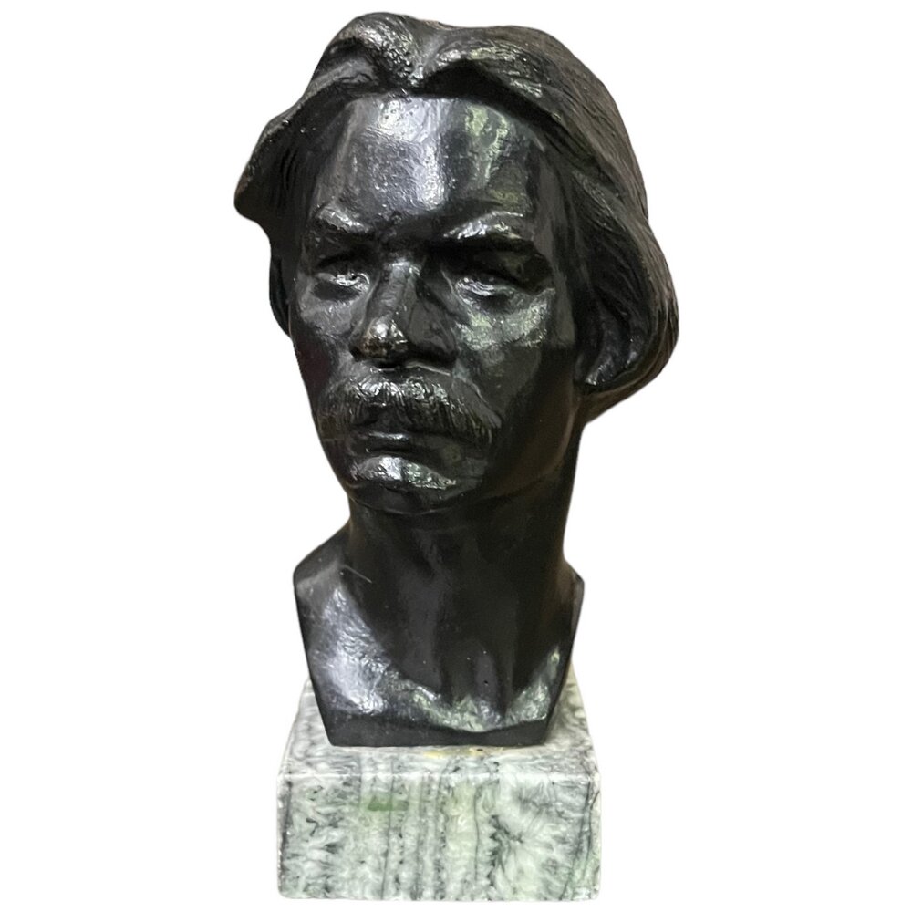Чугунный бюст на каменном постаменте "А. М. Горький" 1976 г. Касли, СССР