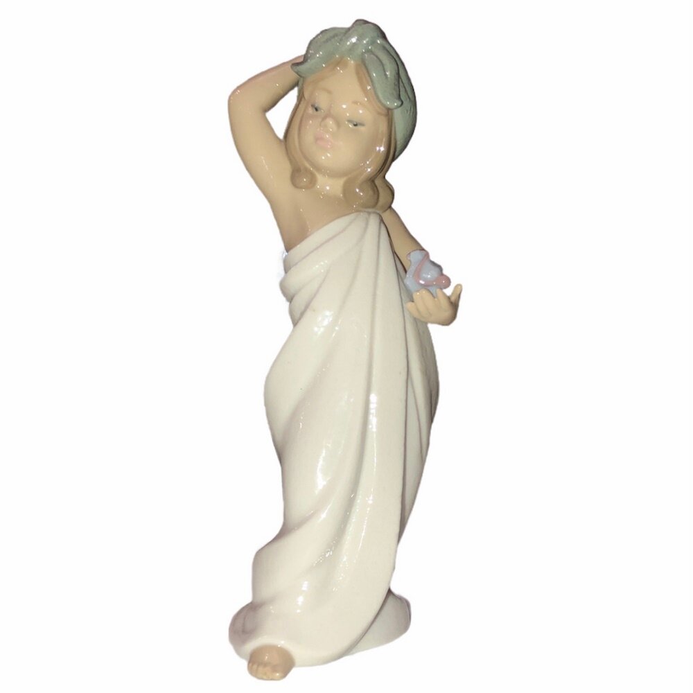 Фарфоровая статуэтка "Девочка в полотенце" 2000 г, Nao Lladro, Испания