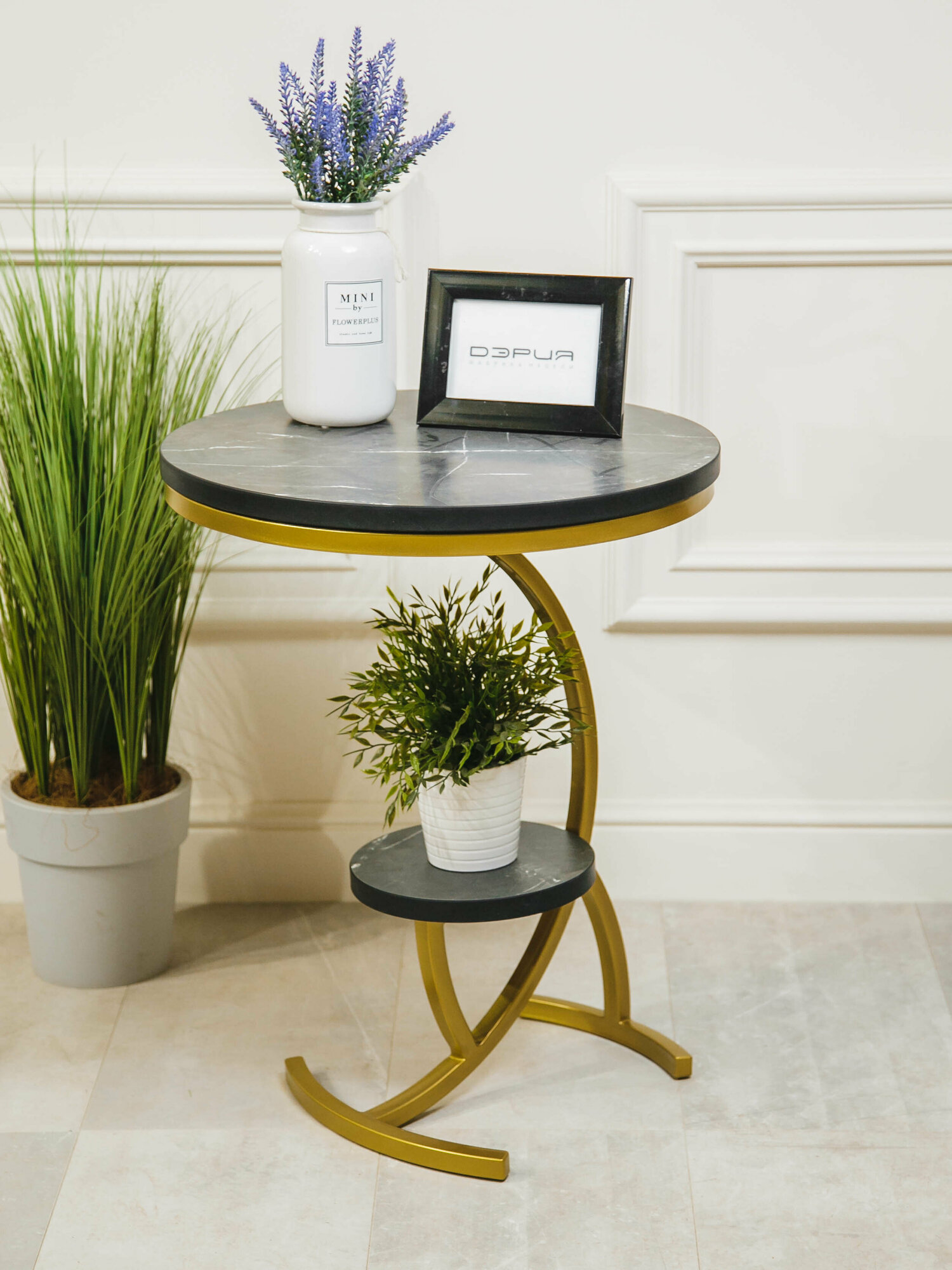 Круглый стол чайный со столешницей из ЛДСП на металлической основе, столешница черный мрамор на золотистых ножках