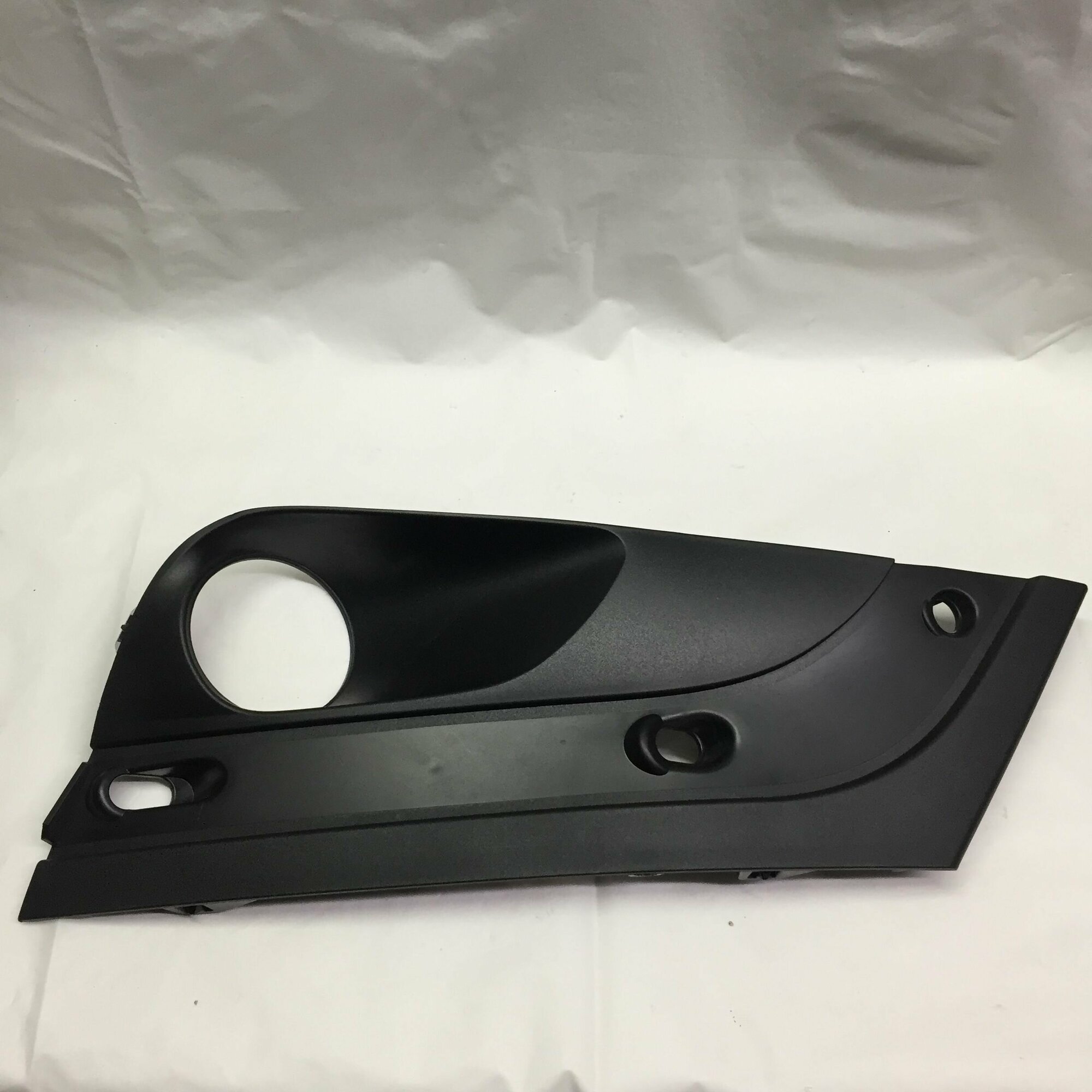 Облицовка противотуманных фар правая RENAULT 8450008881 LADA Vesta 1 шт.