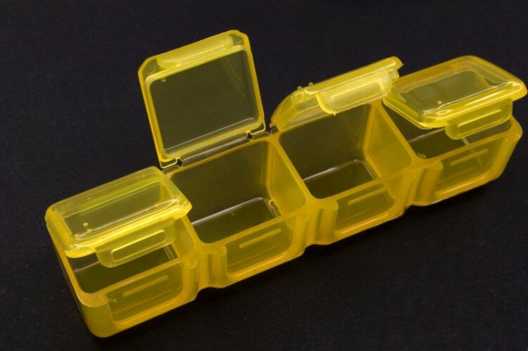 Контейнер для мелочей прямоугольный 4 ячейки 2,5х2х2см, ассорти цветов, пластиковый, 1005-034, 1шт