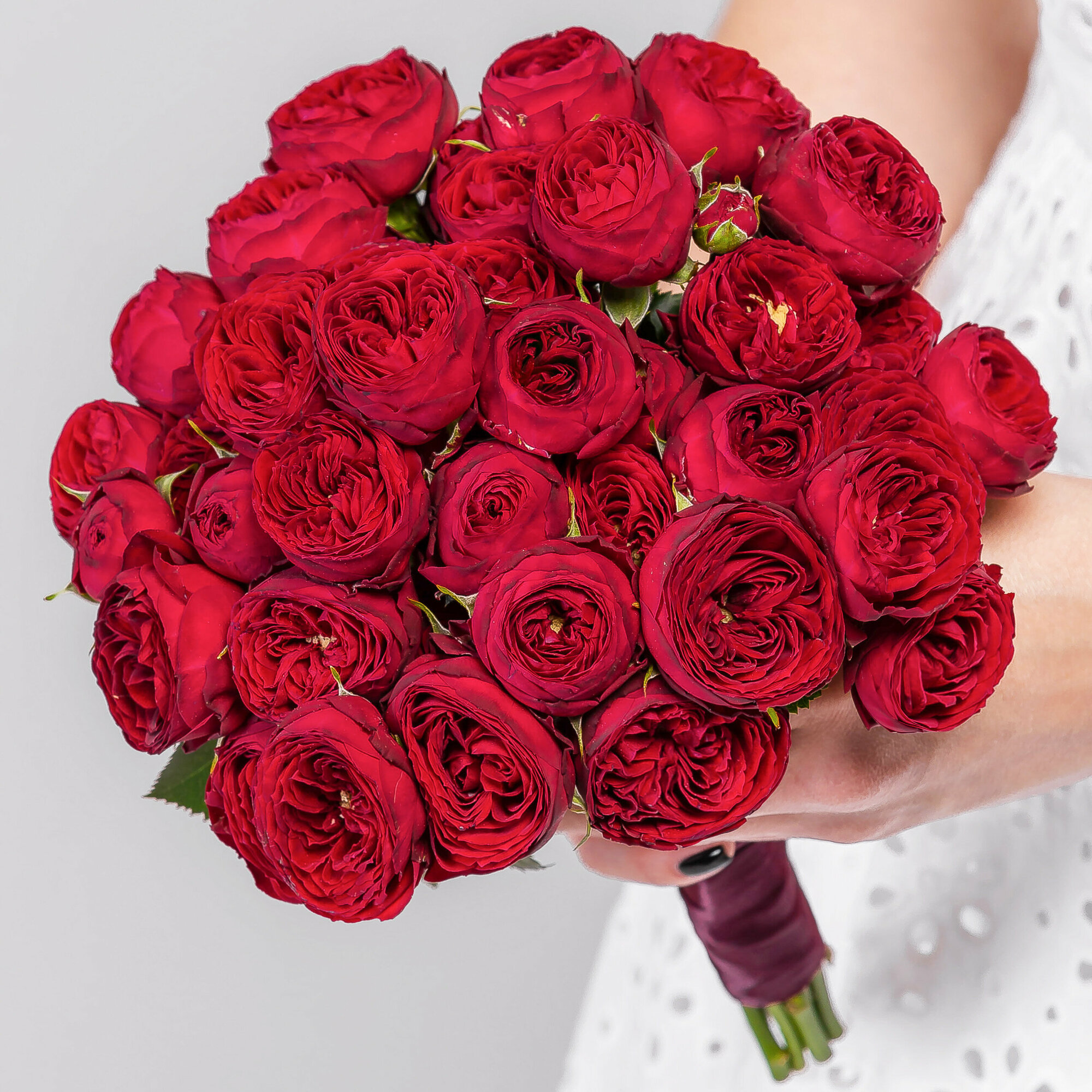 Букет невесты Мегацвет24 "Марун" мини, бордовый, роза кустовая пионовидная, под лентой