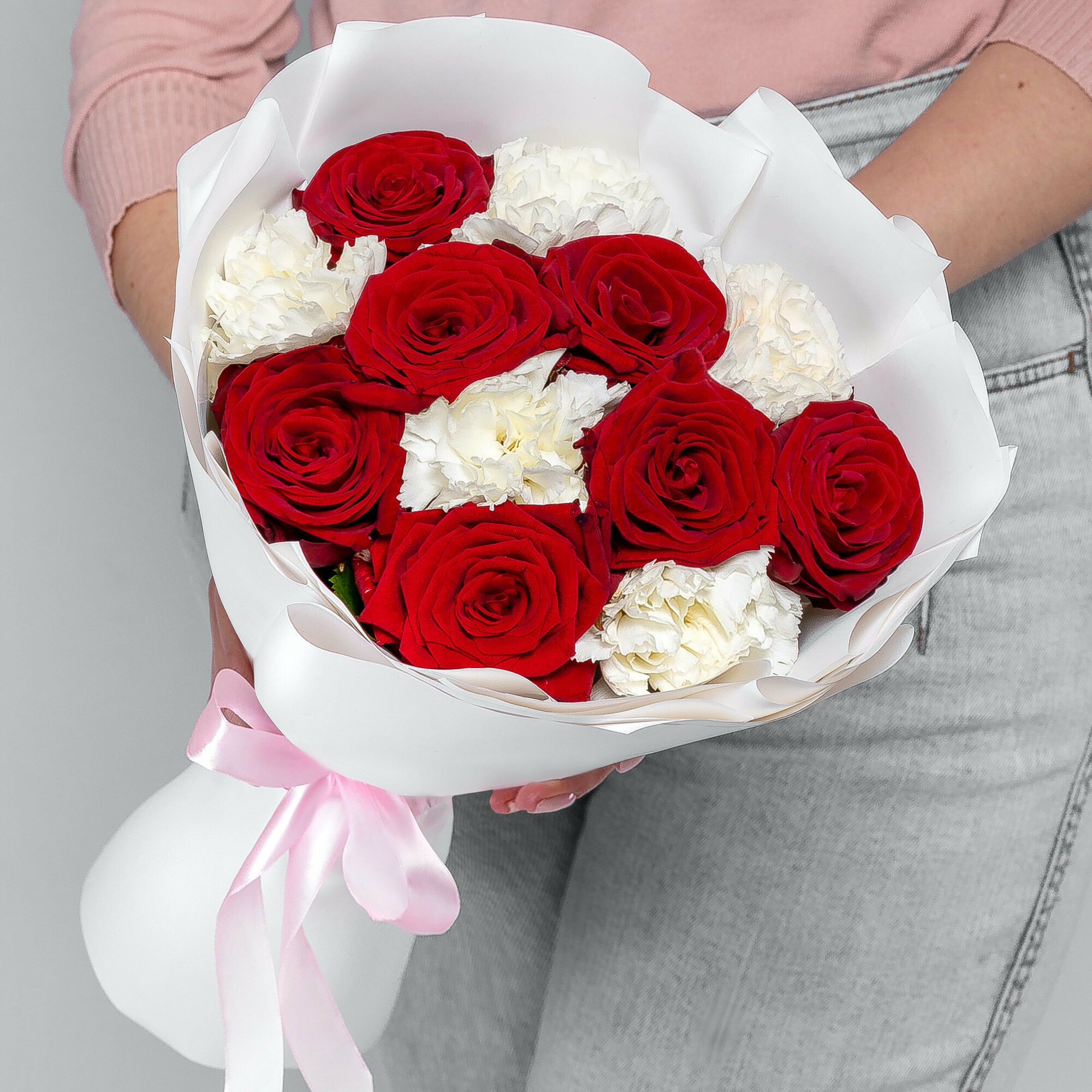 Дуо-букет Мегацвет24 "Красная роза и гвоздика белая" мини, высота 40см, дизайнерская упаковка