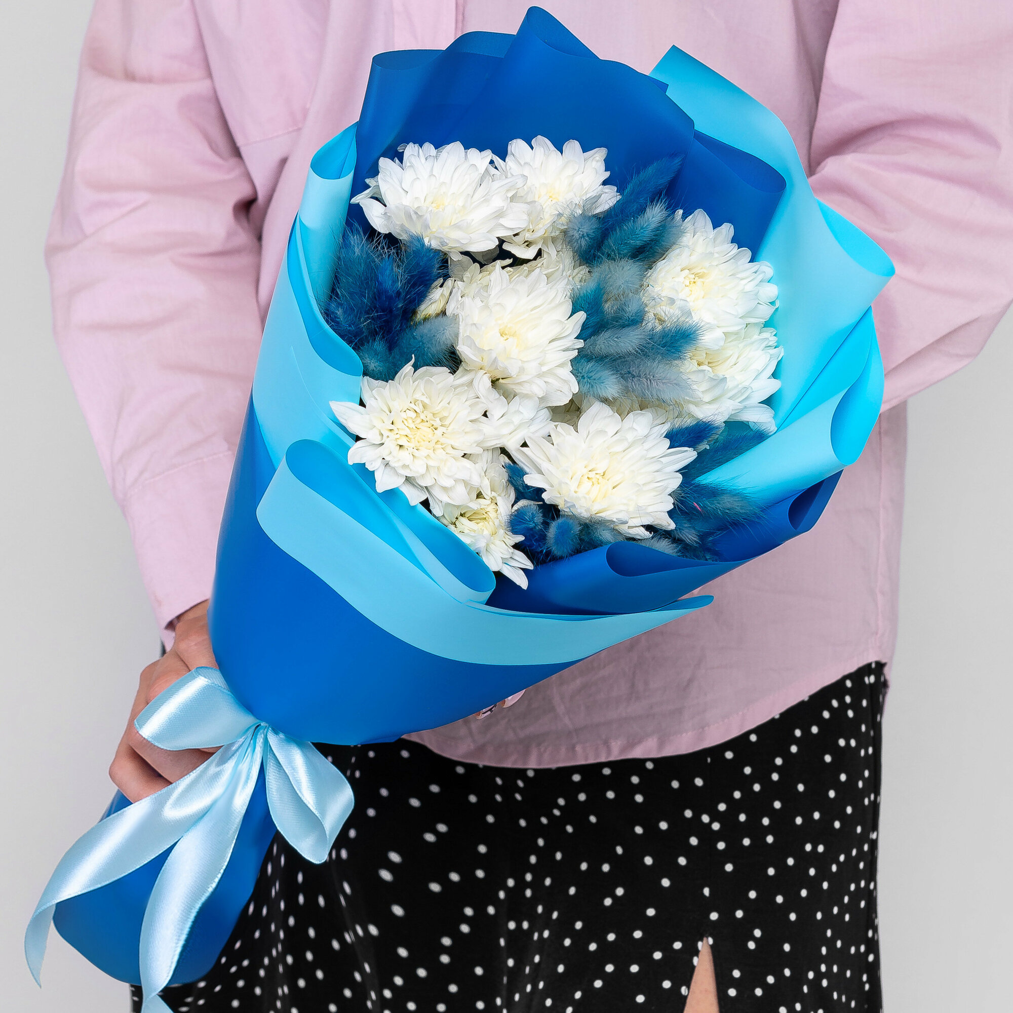 Дуо-букет Мегацвет24 "Хризантема кустовая и Лагурус", белый/синий, дизайнерская упаковка