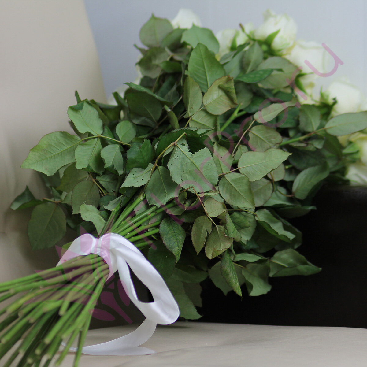 Цветы живые букет Flor-Pro Flowers из 35 белых роз 80 см с атласной лентой — фото 1
