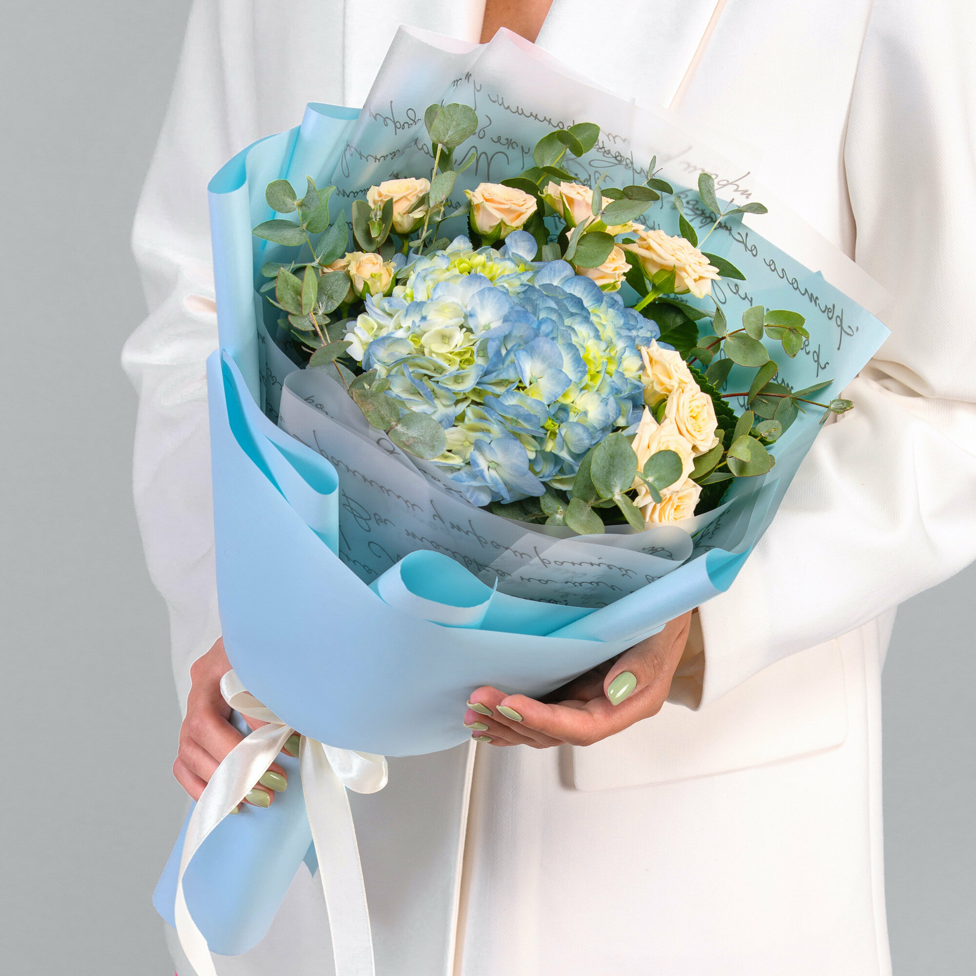Дуо-букет Мегацвет24 "Голубая Лагуна", гортензия и роза кустовая, дизайнерская упаковка