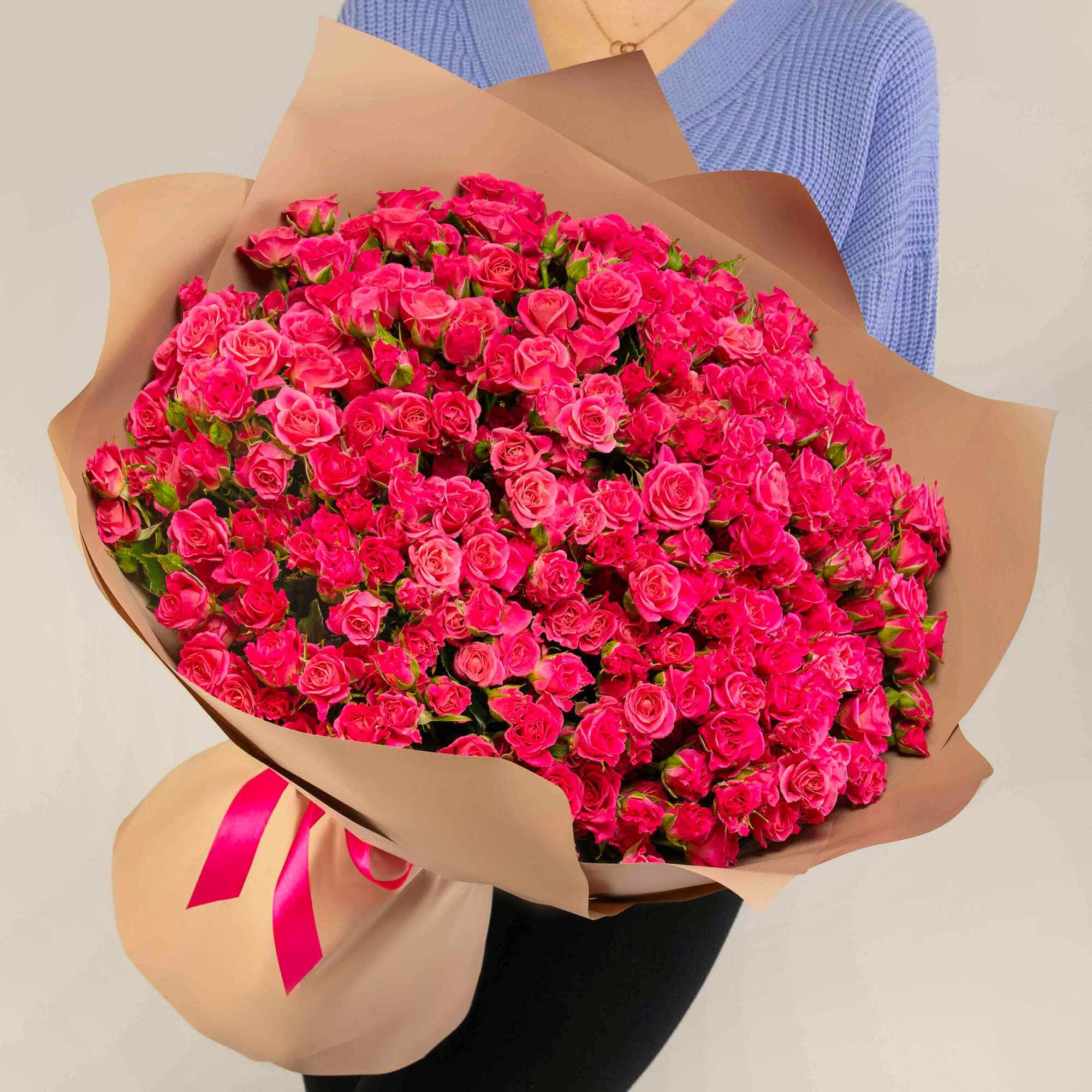 Букет Мегацвет24 "Лиана", 101 кустовая роза, малиновые, сборка в дизайнерскую упаковку