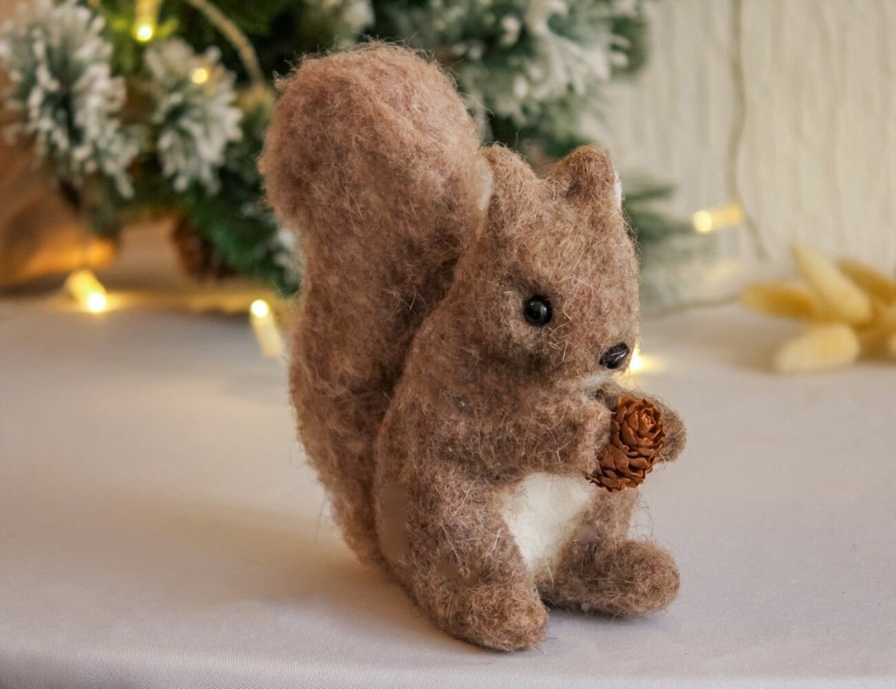 Валяная игрушка ручной работы бельчонок С шишкой, серый, 15 см, Kaemingk 520768-3