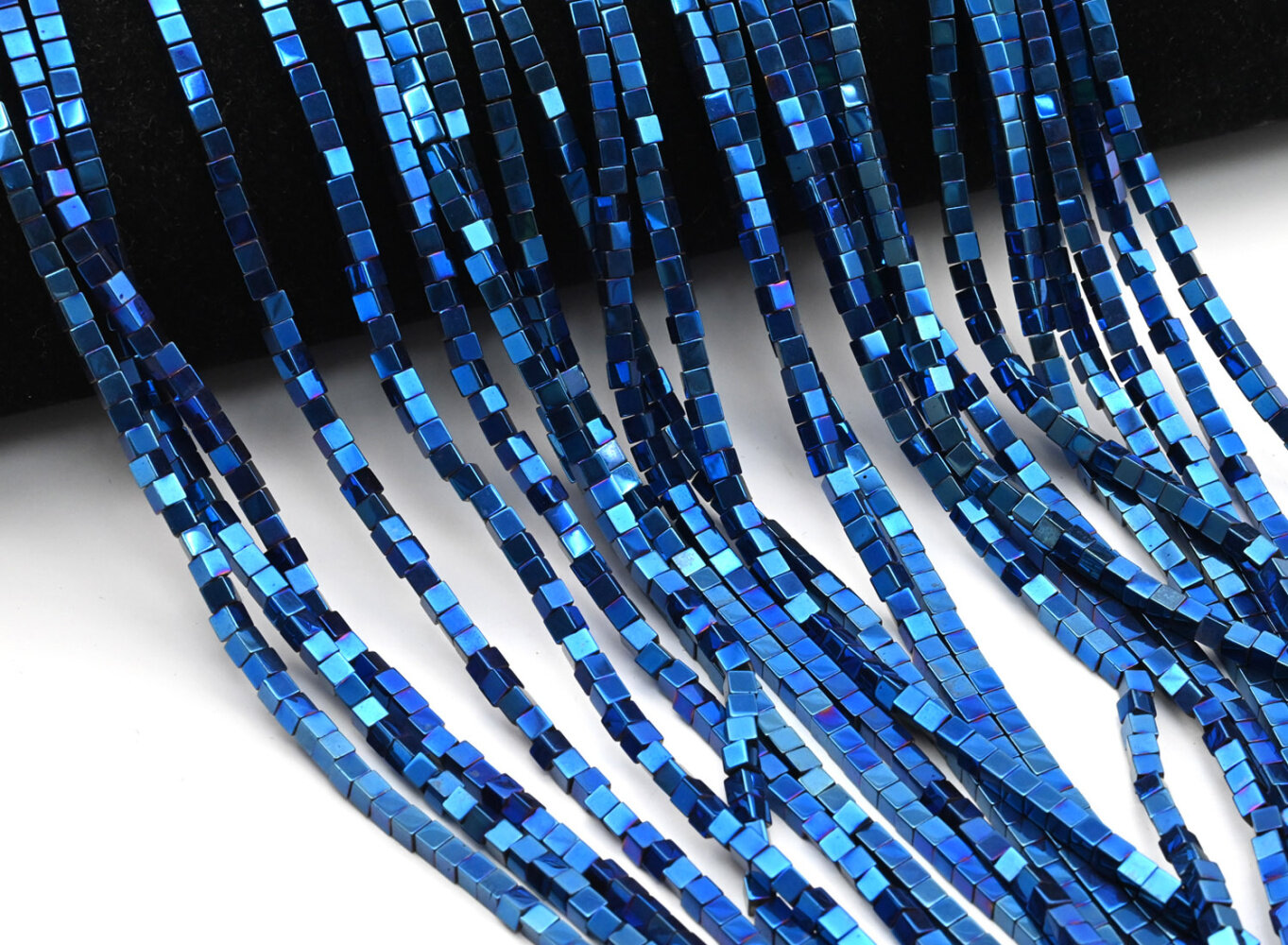 Бусины из гематита кубик 3мм цв. синий, 40см, 136 бусин .