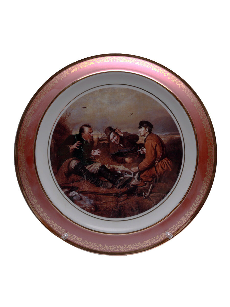 Тарелка настенная. Дулевский фарфоровый завод. Охотники на привале. 300 мм.