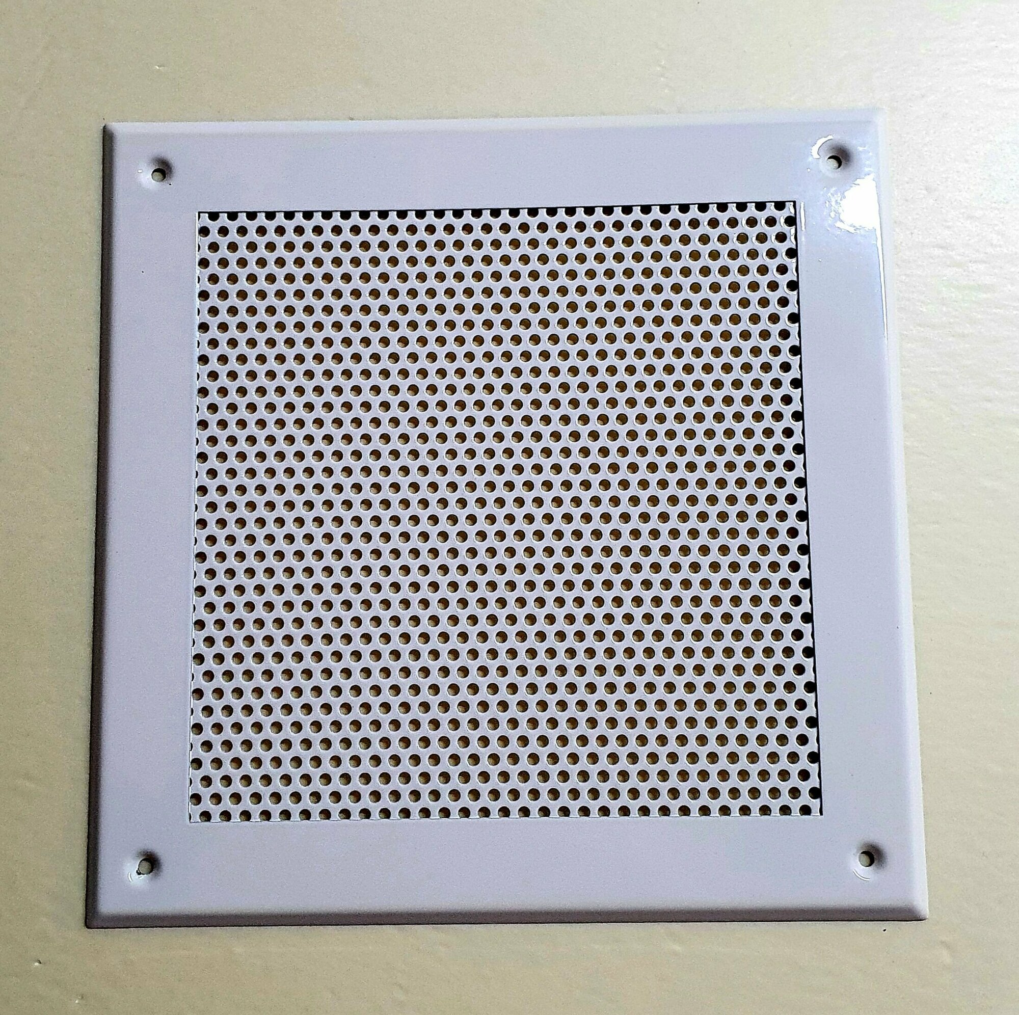 Вентиляционная решетка металлическая 210х210мм, тип перфорации кружок (Rv 3-5), цвет белый RAL 9016