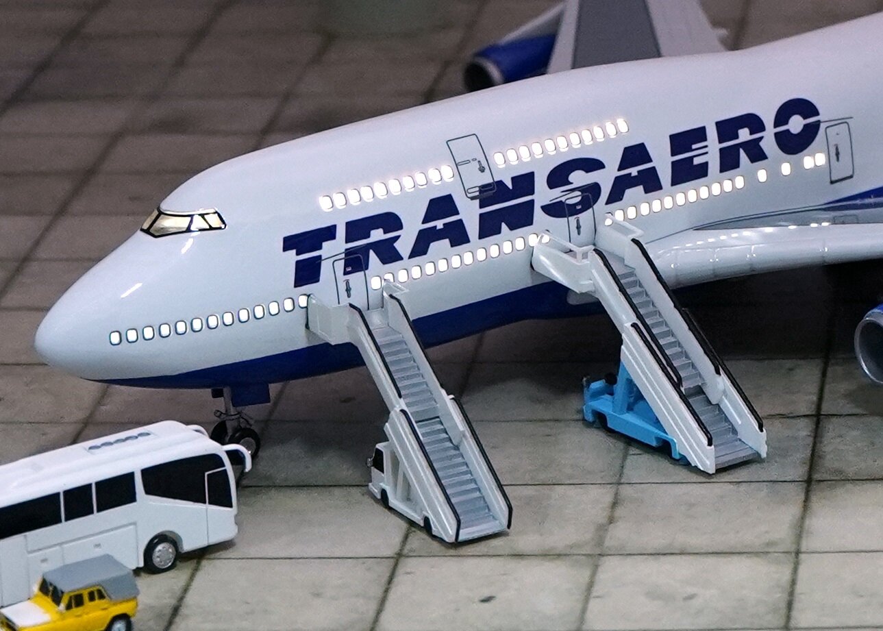 Модель самолёта Боинг 747 трансаэро с освещением салона. Длина 47 см.