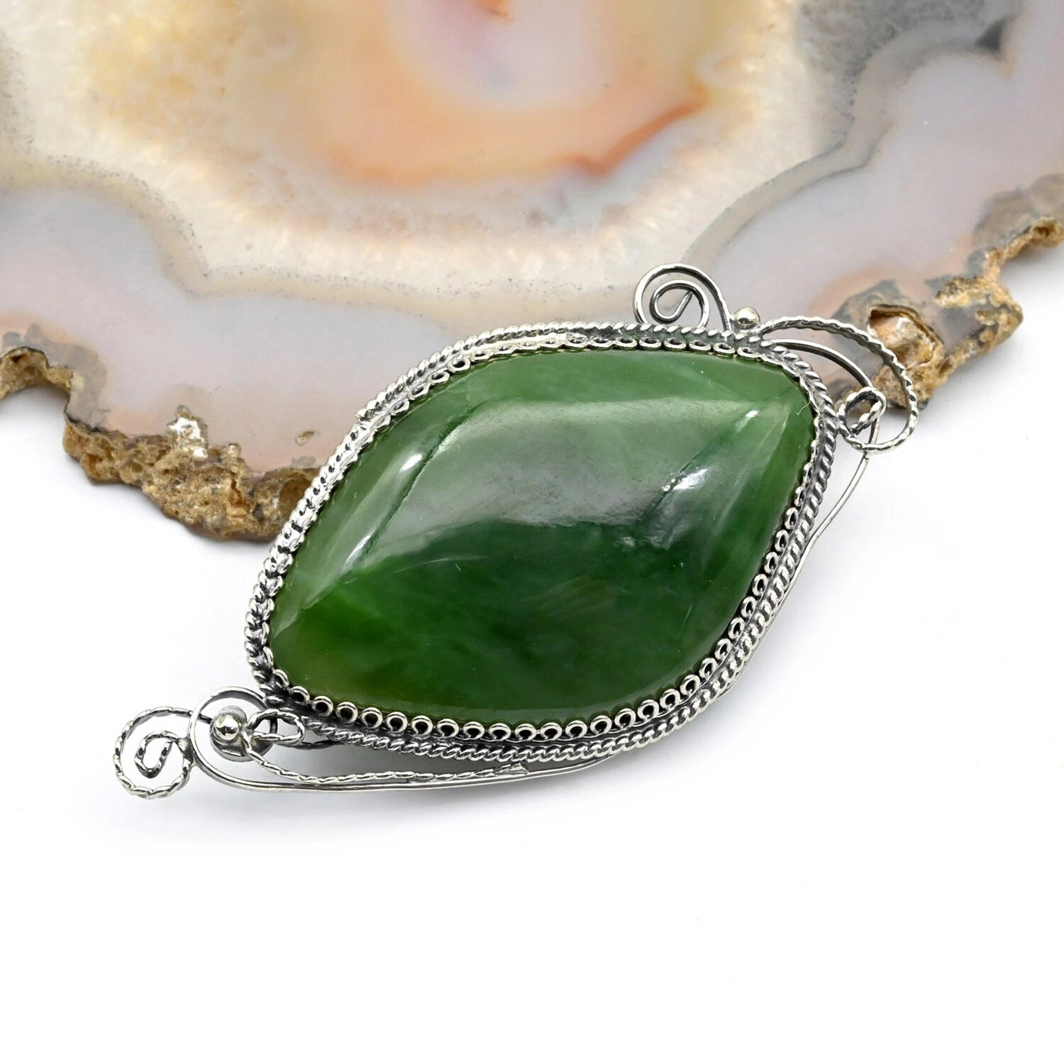 Брошь, нефрит