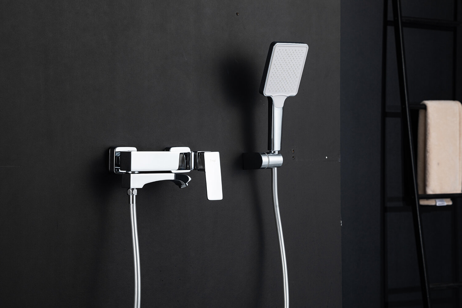 Смеситель для ванны с поворотным изливом F3276 латунь, хромированный