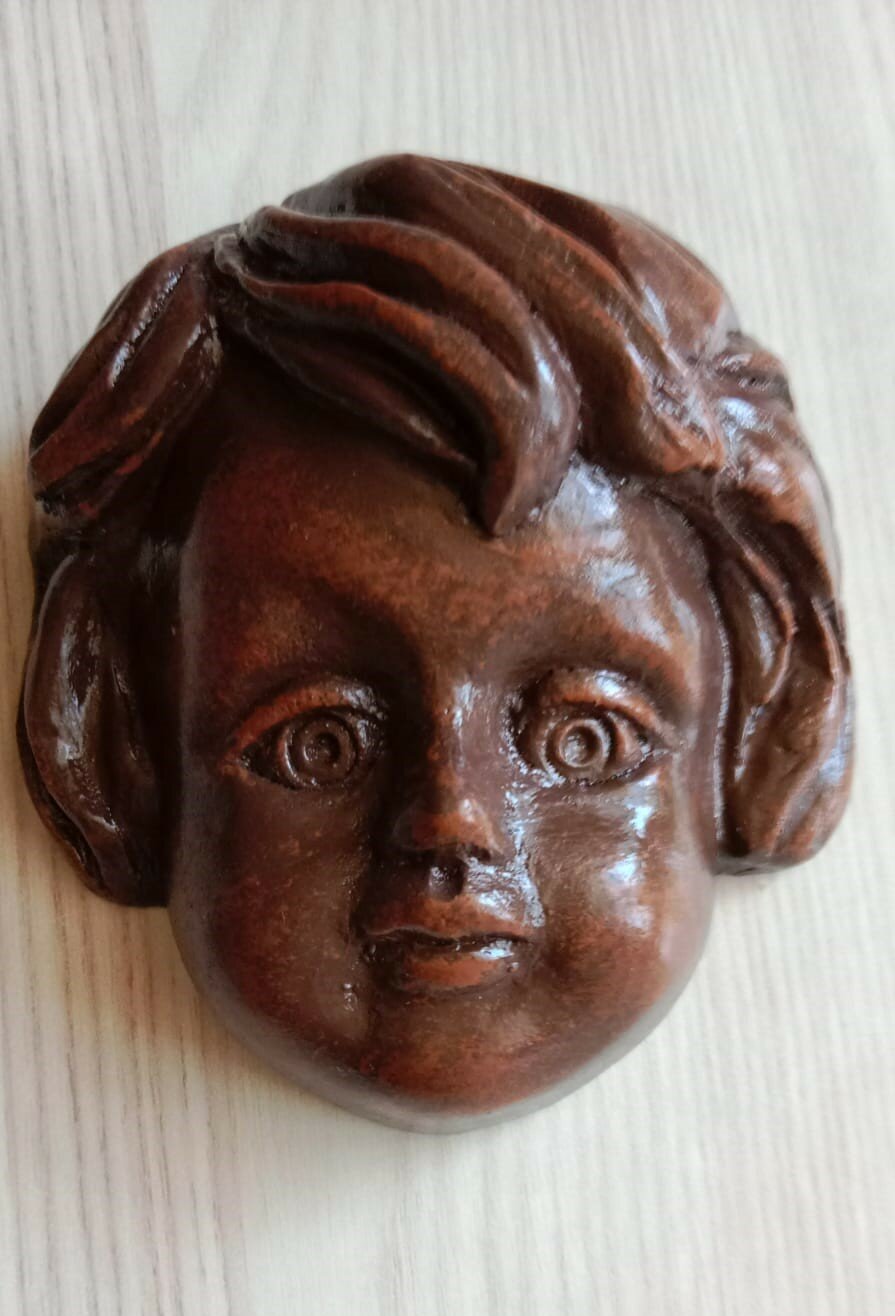 Барельеф головки путти коричневый