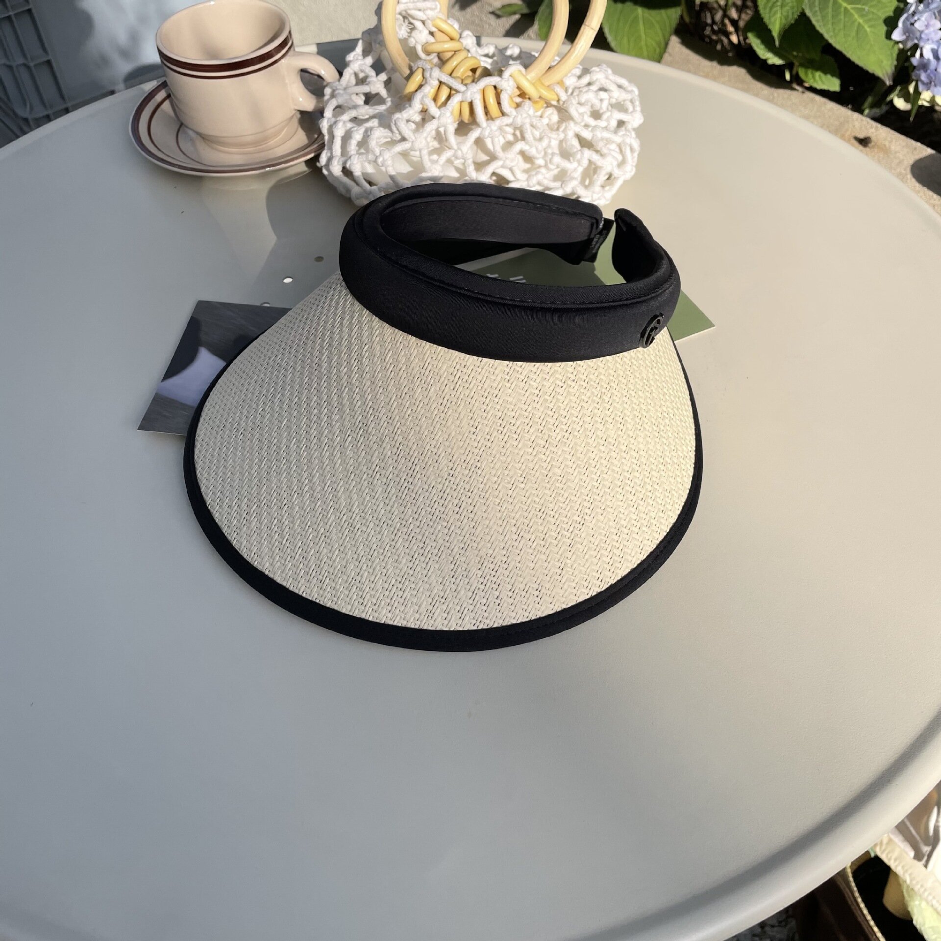 Шляпа, плетеная, женская, с широкими полями, регулируемая, белая с черной каймой