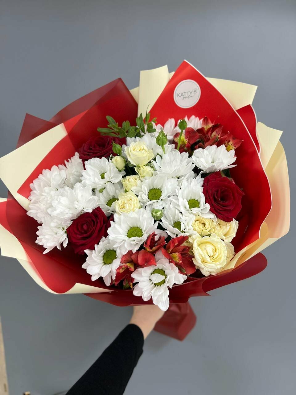 Букет KATTY GARDEN, розы, хризантемы и альстромерии, красная упаковка, записка В подарок
