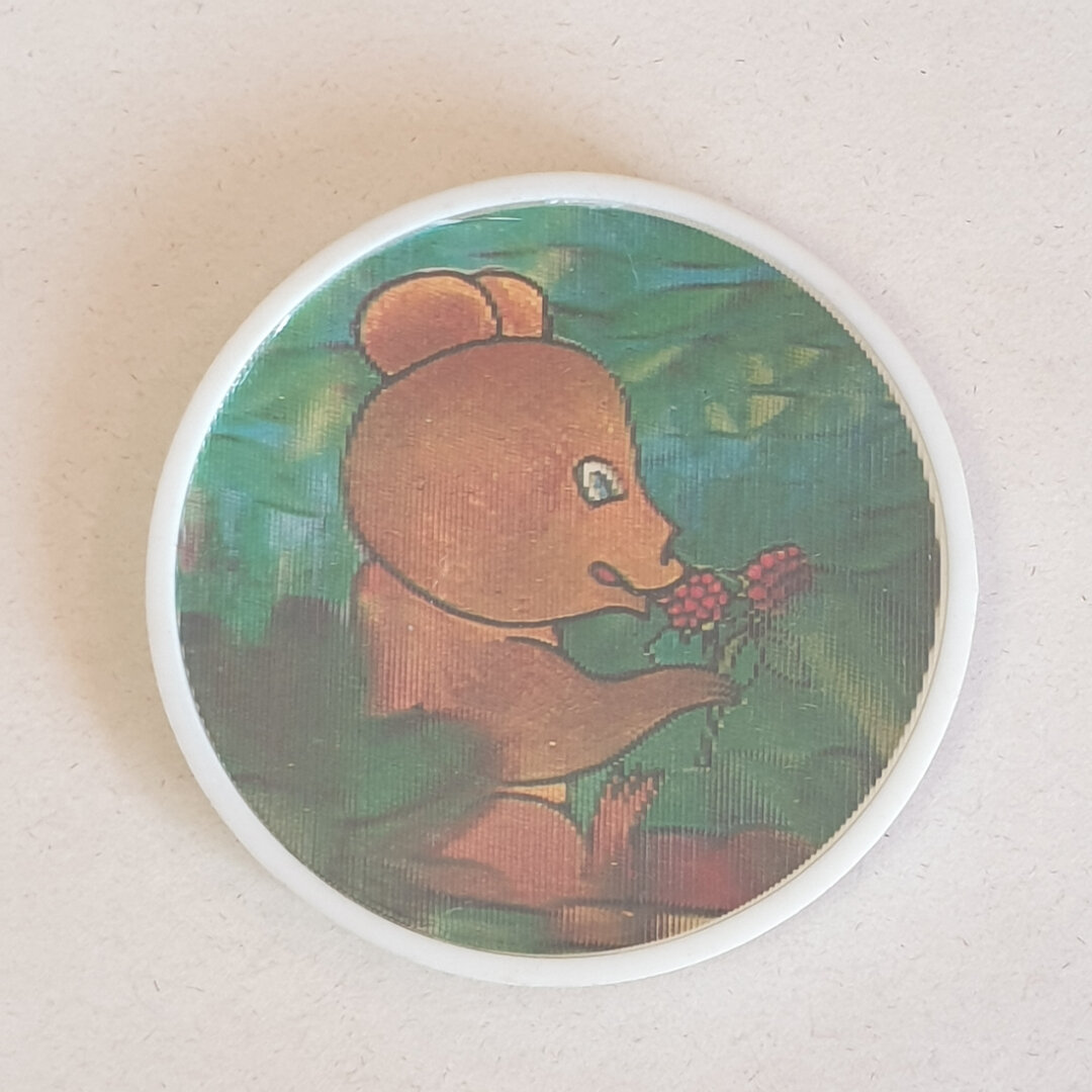 Значок СССР мишка с ягодами в лесу на белом фоне, оригинал 35к, советский и винтажный.