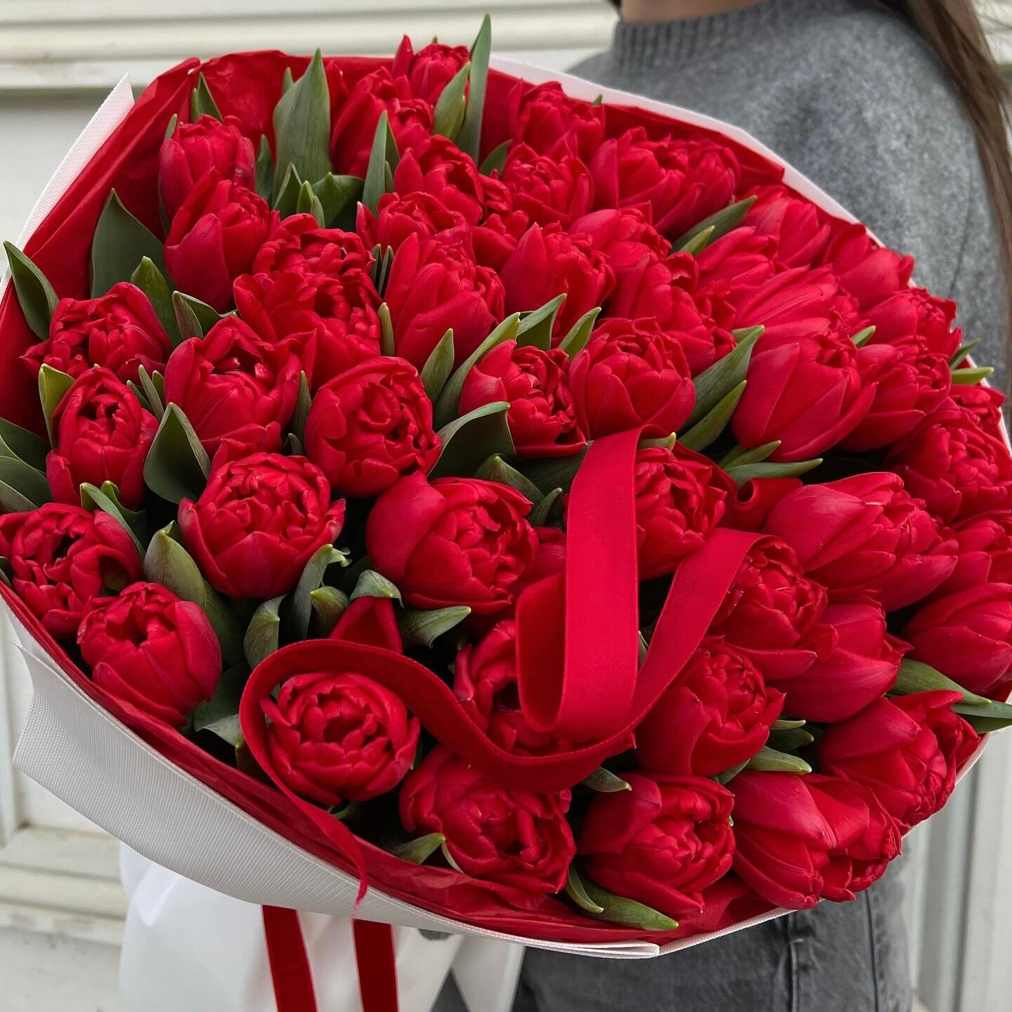 Букет из красных тюльпанов 51 шт, красивый букет цветов, шикарный, премиум цветы, премиум букет