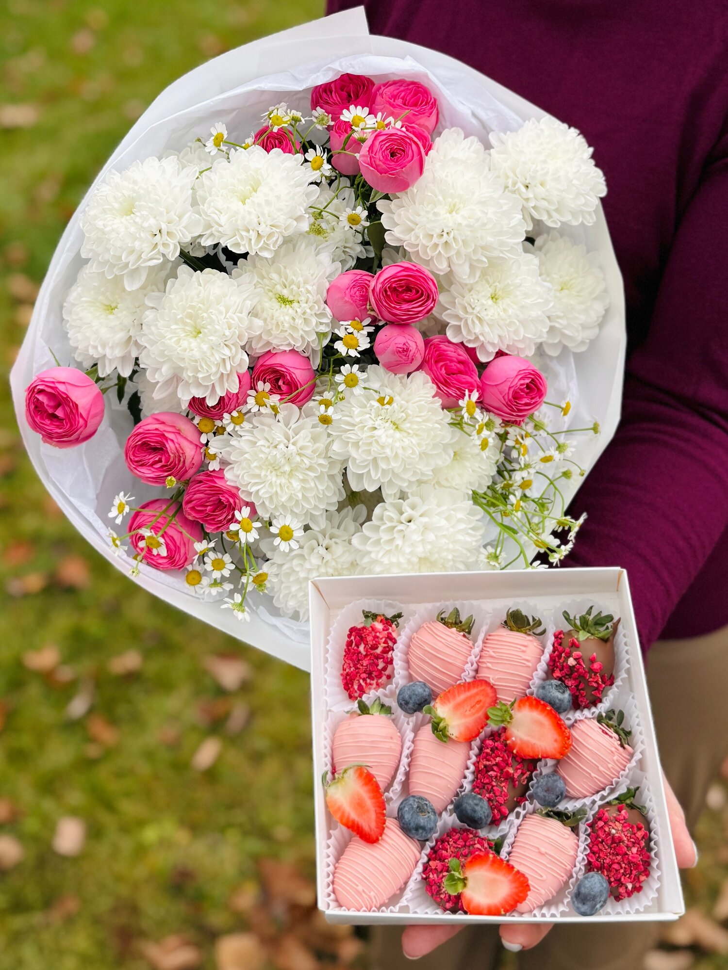 Букет «Пломбир» для девушки на день рождения из белой кустовой хризантемы, розы, ромашки и набор клубники в шоколаде
