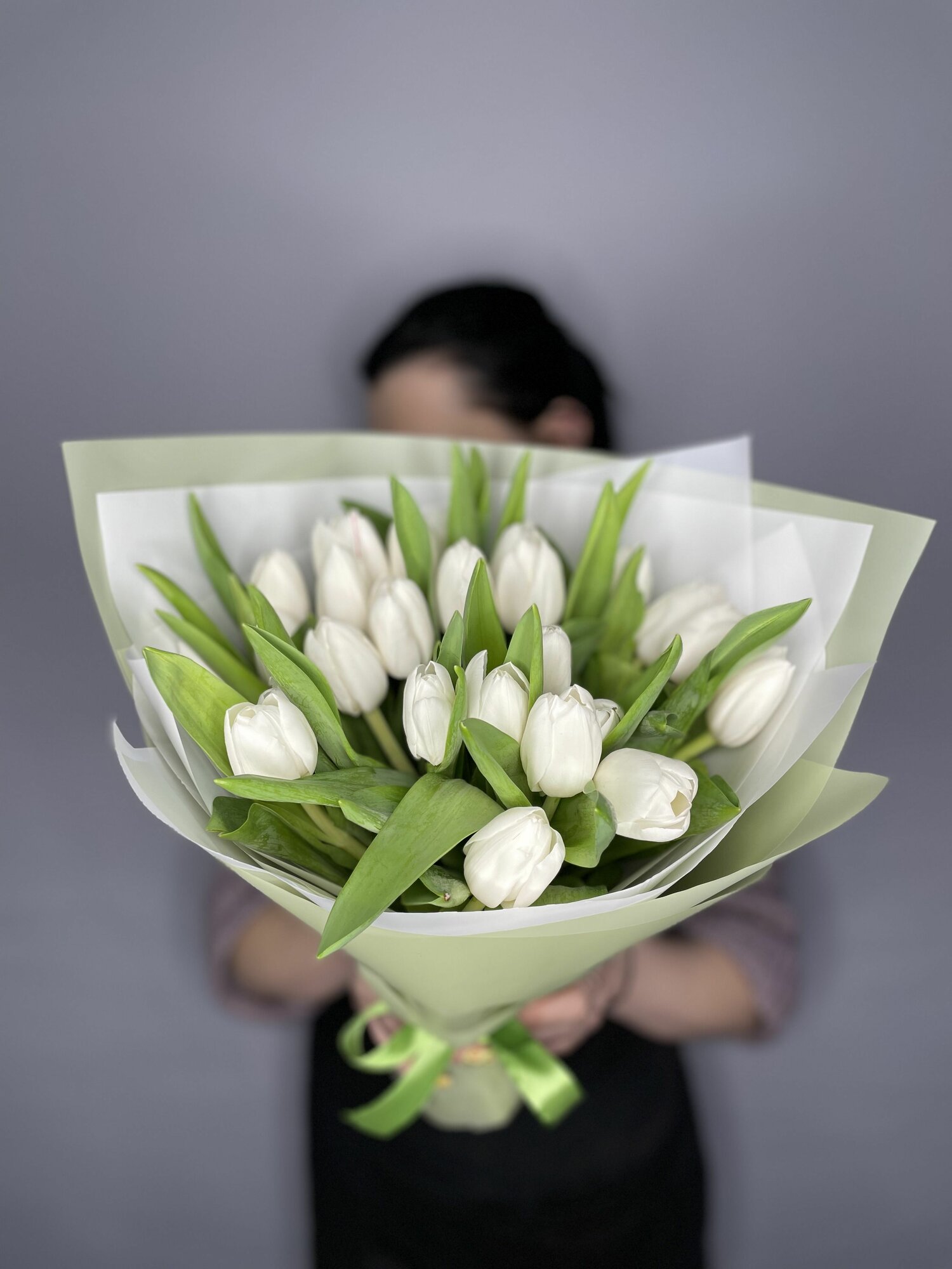 Тюльпаны Белые "Голландия", 25 шт, в дизайнерской упаковке, высота до 40см