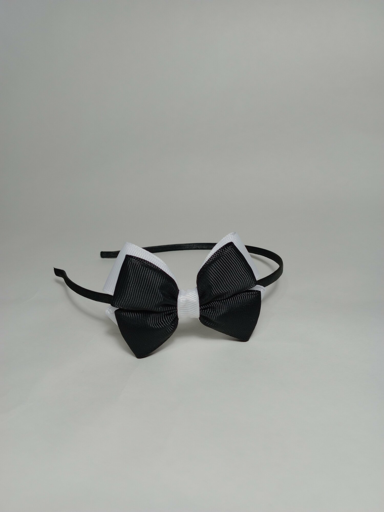 Ободок с черно-белым бантиком ручной работы от бренда Bantichelli