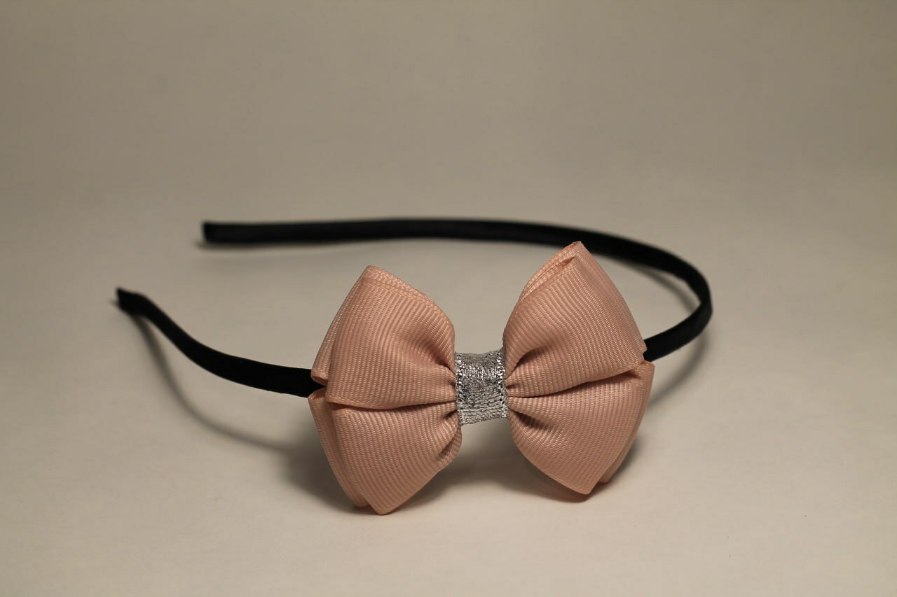 Ободок с бежевым бантиком ручной работы от бренда Bantichelli