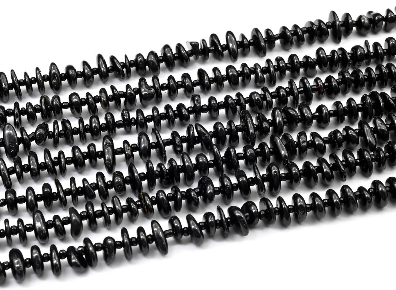 Бусины из турмалина шерл галтовка 8-14мм, 38см, 74 бусины .