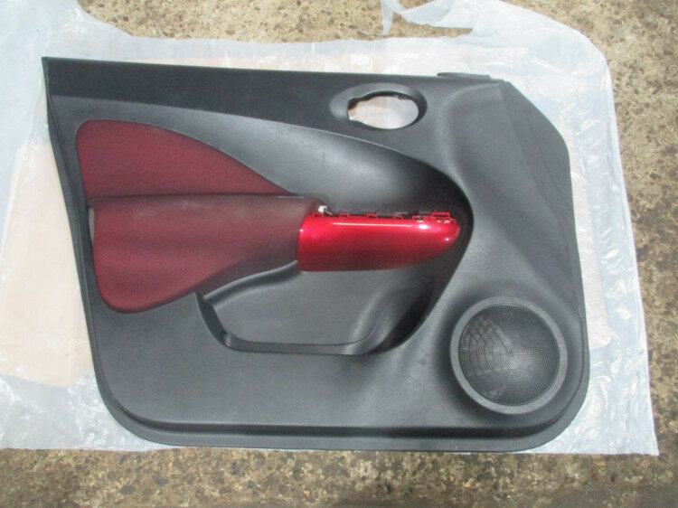 Облицовка двери передней левой 809011KK1B Ниссан Жук F15