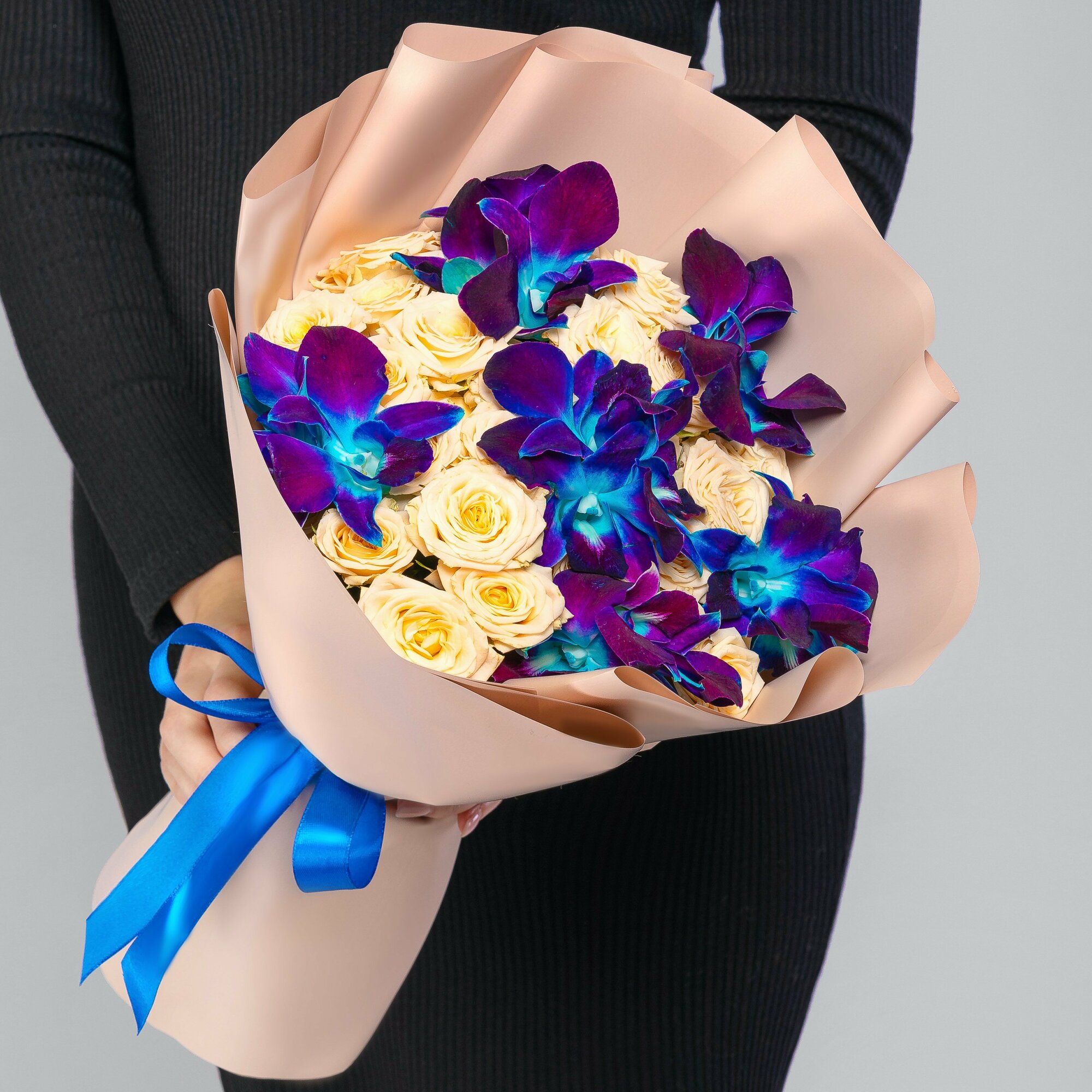 Дуо-букет Мегацвет24 "Роза кустовая и Орхидея Дендробиум", розовый/синий, дизайнерская упаковка