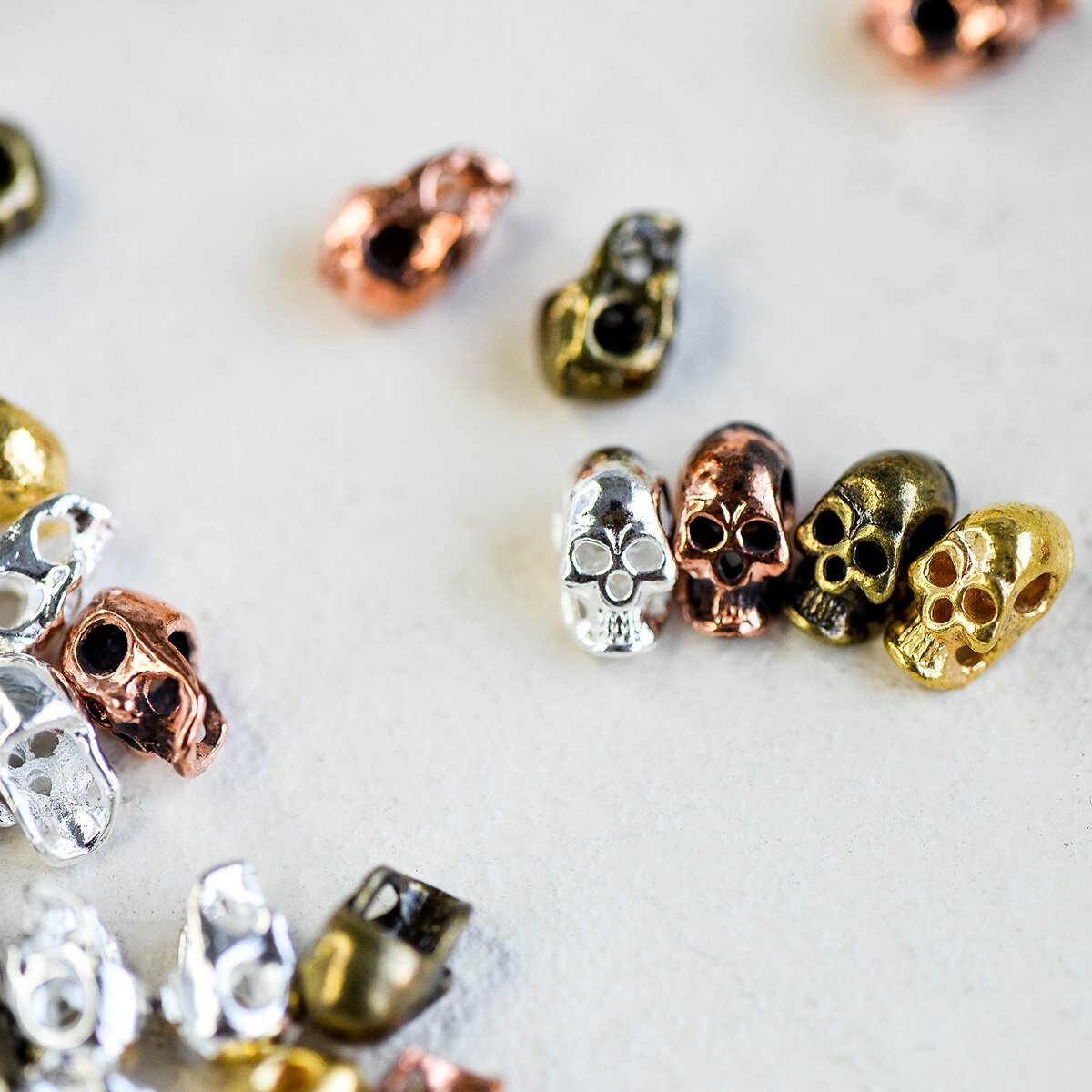 Бусины металлические череп 10 шт, 8.5x4.5x5.5 мм, разные цвета в упаковке