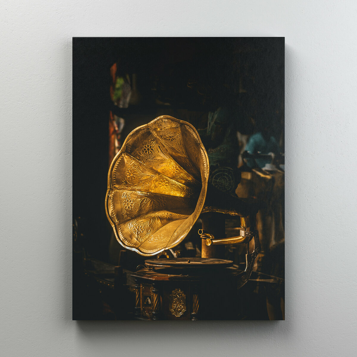 Интерьерная картина на холсте "Натюрморт - золотой граммофон" в ретро стиле, размер 45x60 см