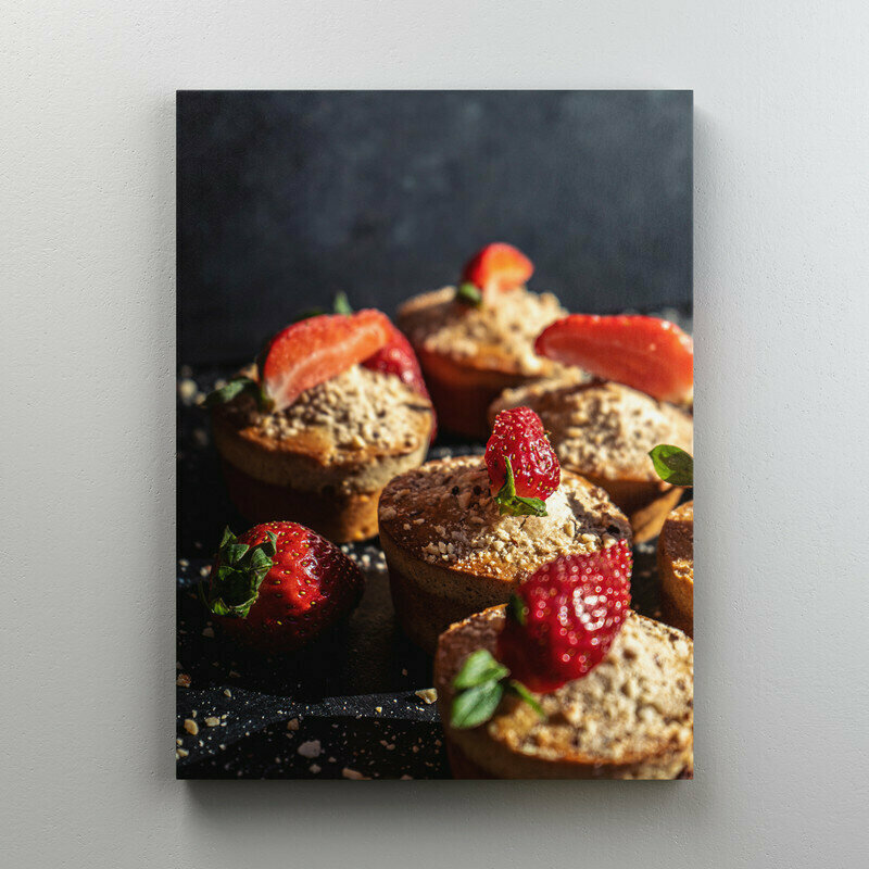 Интерьерная картина на холсте "Клубничные кексы" для кухни, кафе и ресторанов, размер 22x30 см