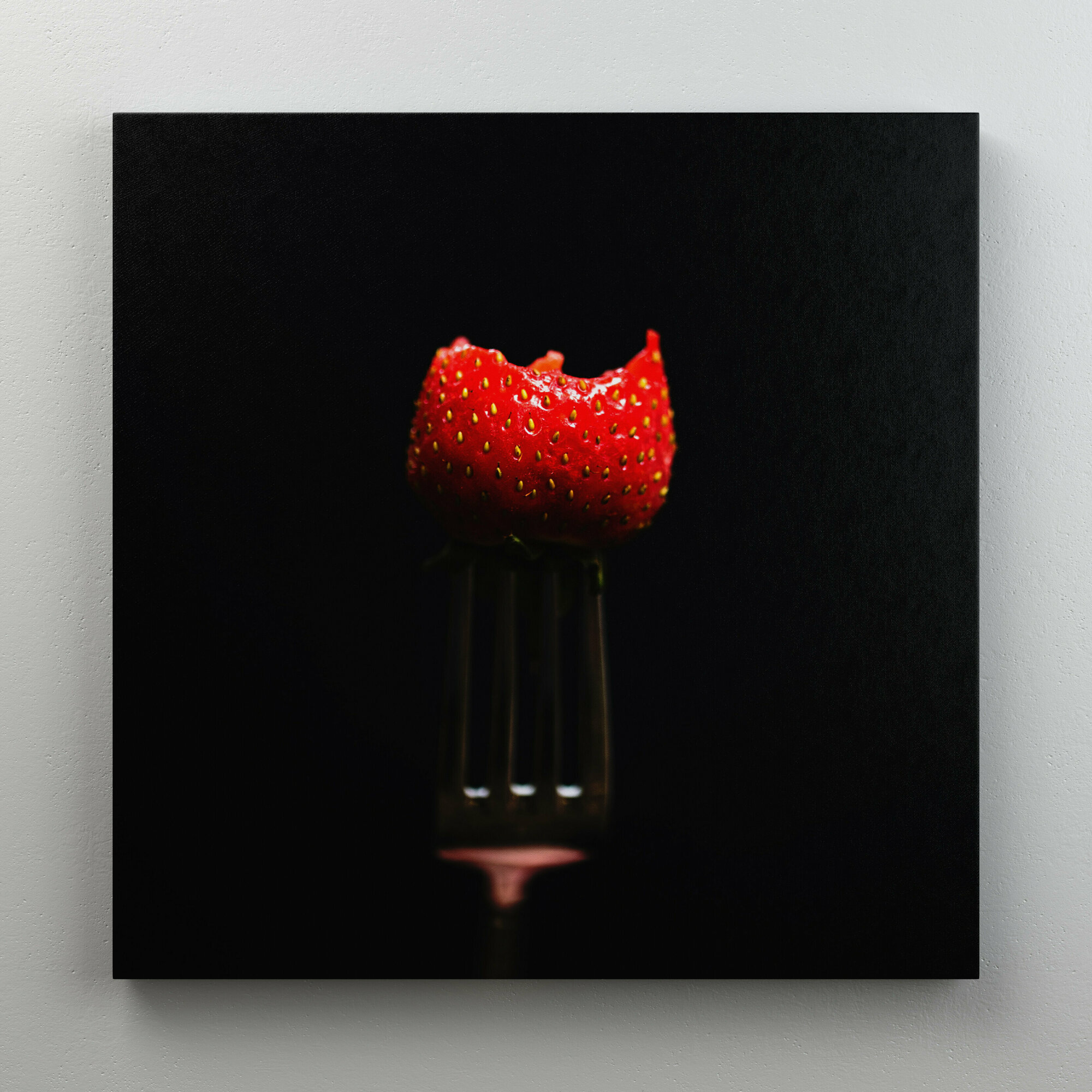 Интерьерная картина на холсте "Клубника на вилке" для кухни, кафе и ресторанов, размер 60x60 см