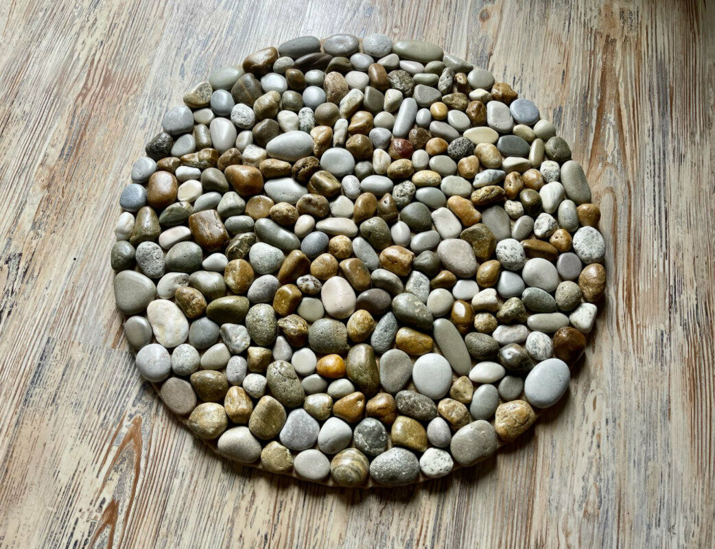 Круглый коврик противоскользящий для ванной комнаты и туалета из морской гальки / натурального камня с массажным эффектом