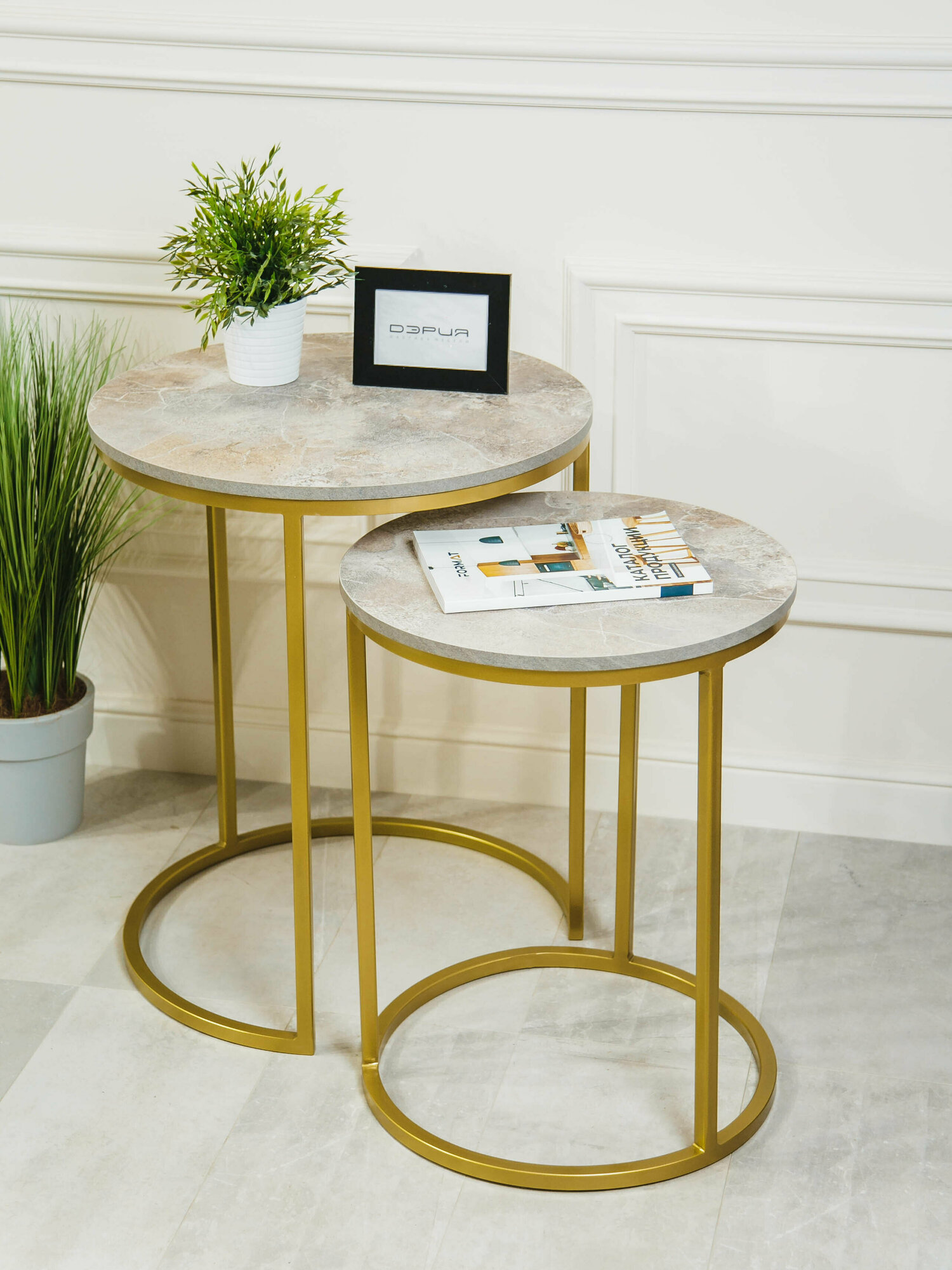Современный круглый стол чайный со столешницей из ЛДСП на металлической основе, на золотистых ножках стильный 2шт