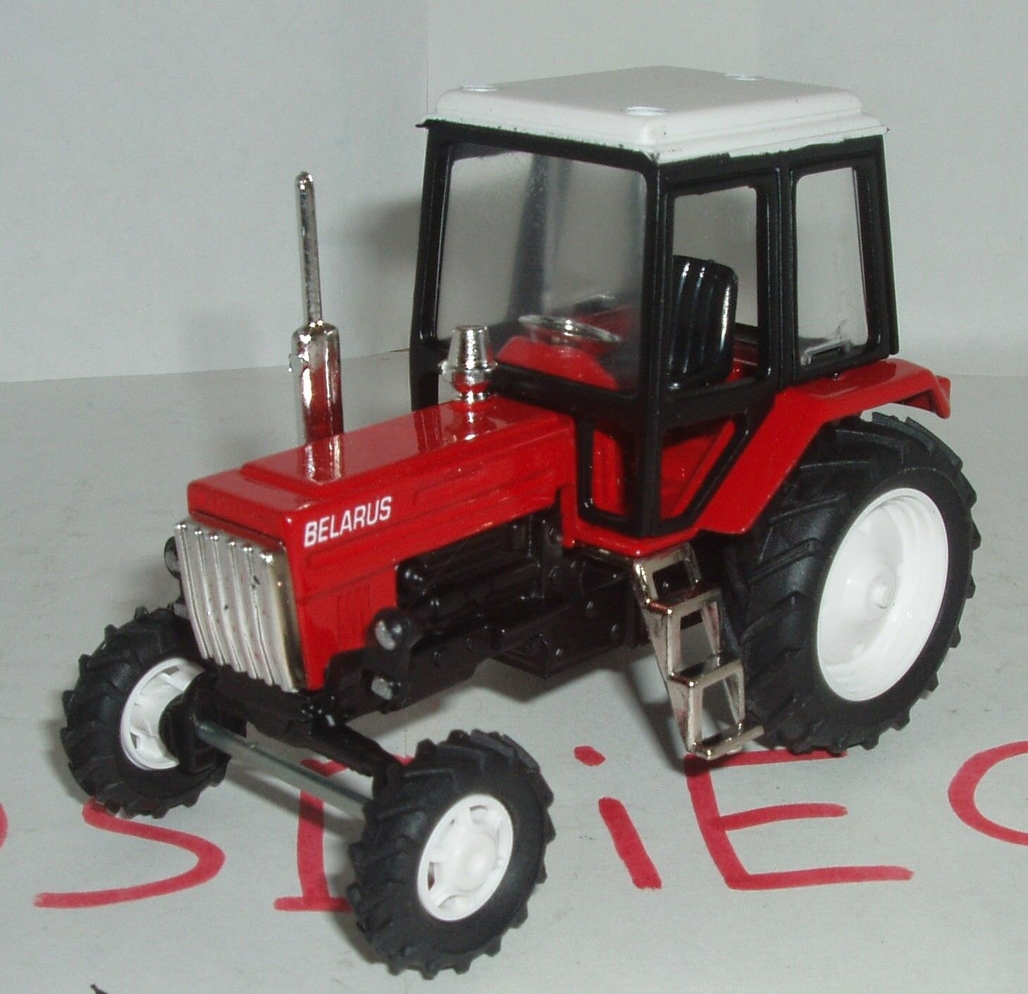 Трактор МТЗ-82 красно-черный масштаб 1:43,
