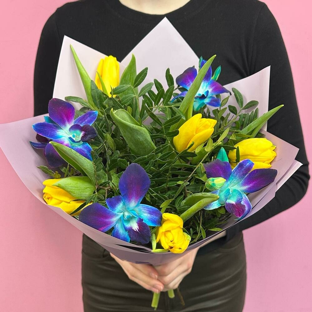 Букет из желтых тюльпанов, синей орхидеи дендробиум и зелени фисташки купить с доставкой