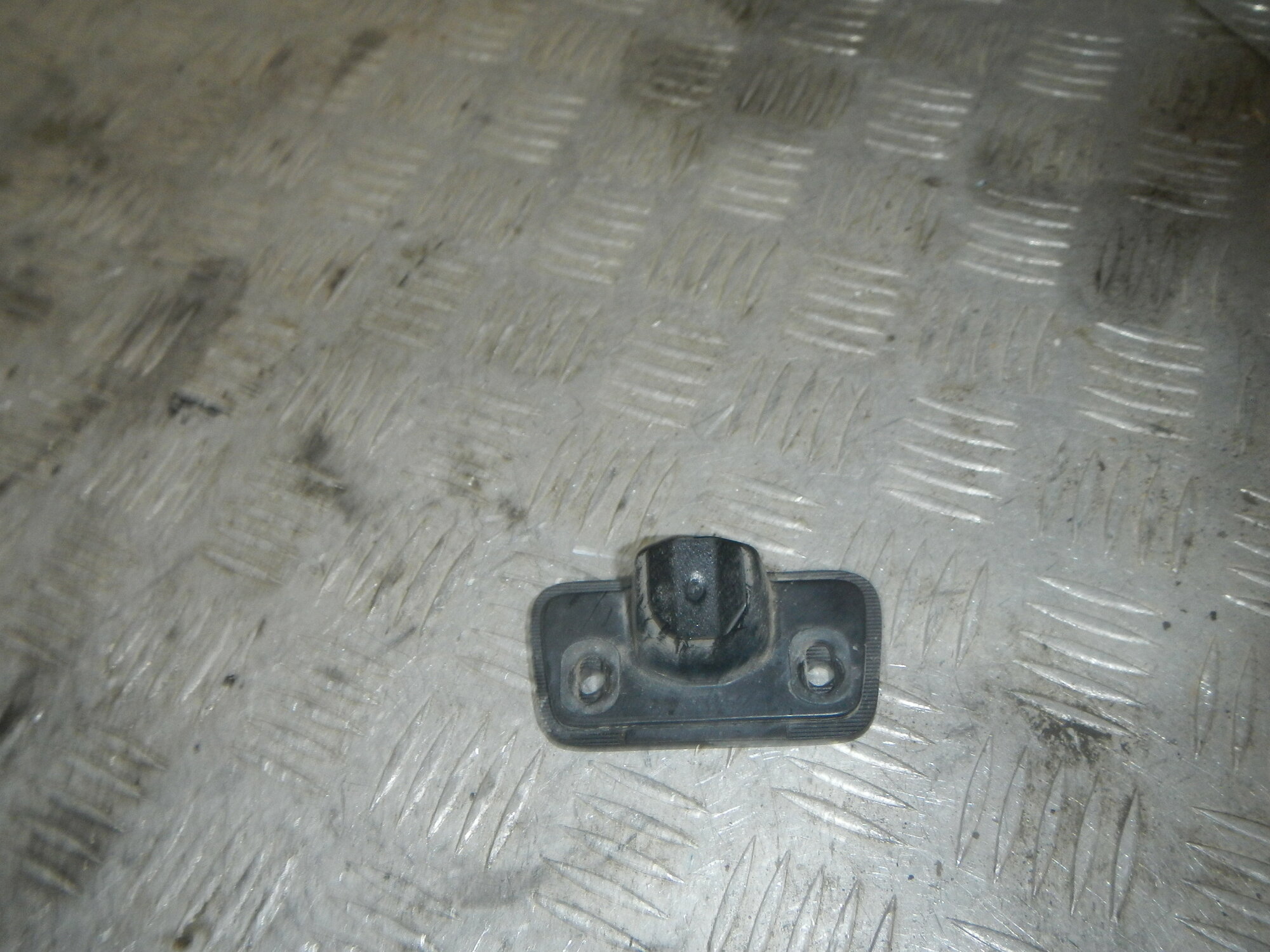 Б/У Ответная часть замка двери, Volkswagen (Фольксваген)-CADDY (11-) VOLKSWAGEN CADDY (11-) Направляющая двери багажника....